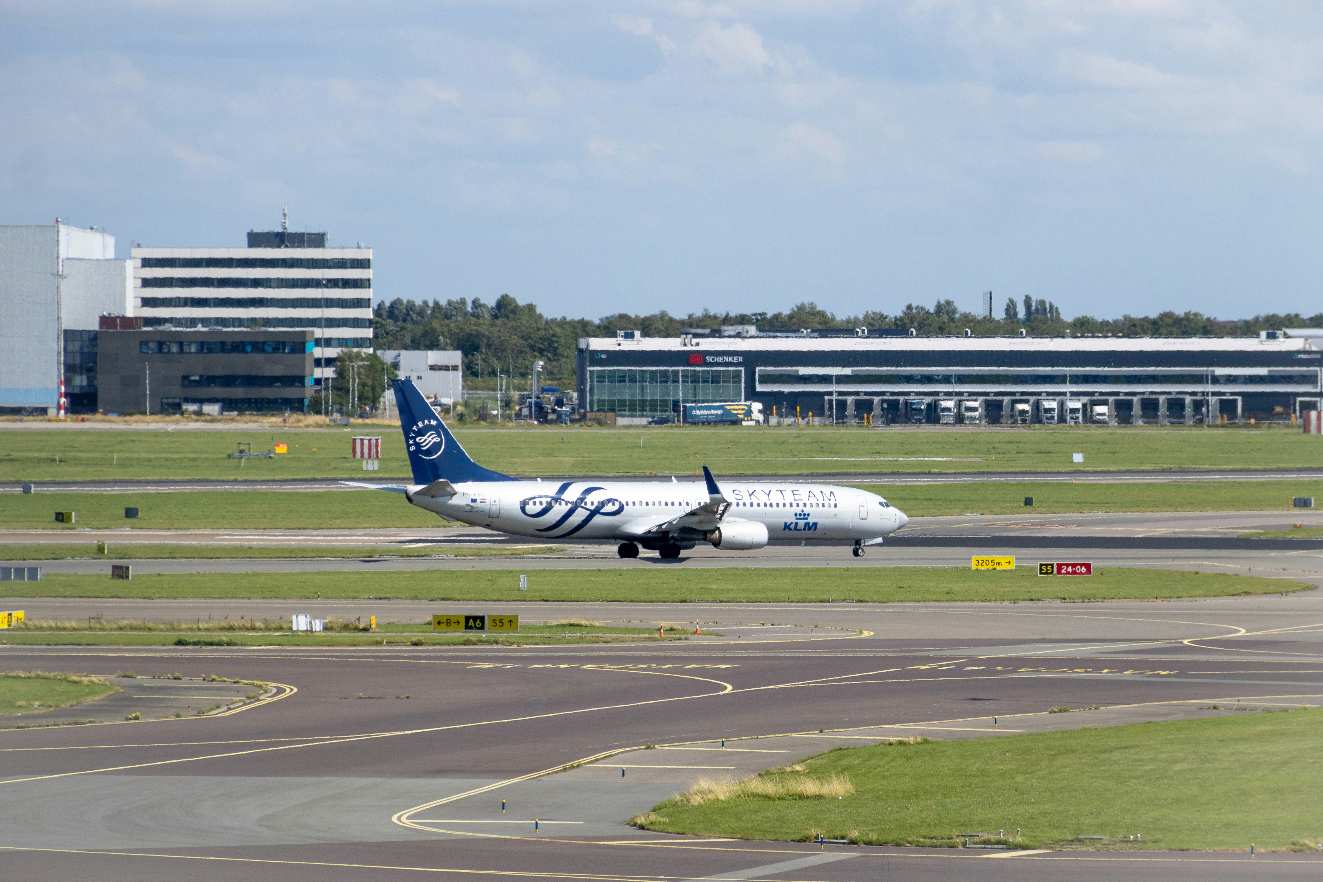 A large jetliner sitting on top of an airport runway photo – Free ...