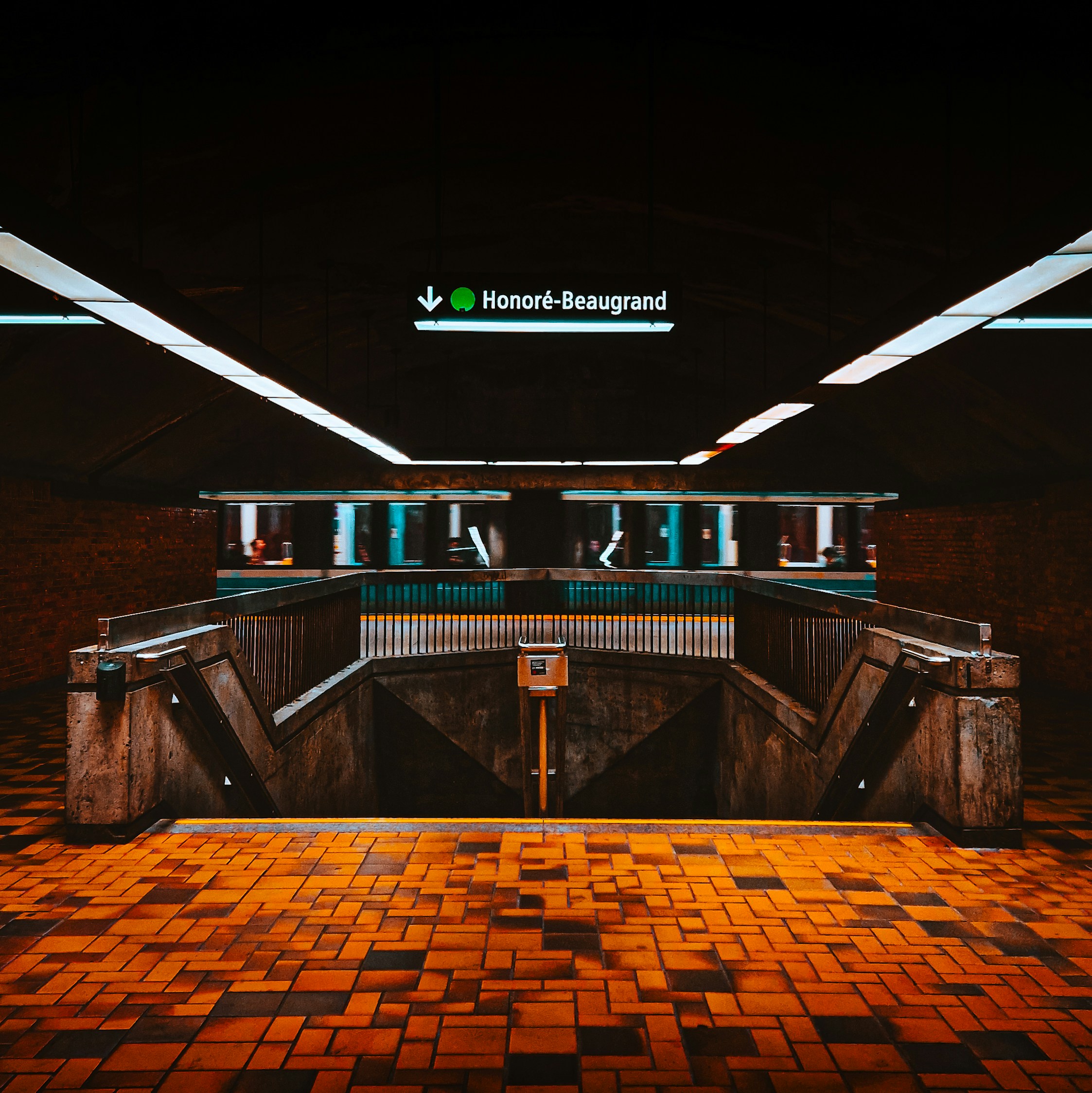 Quiet Geometry at Honoré-Beaugrand Station