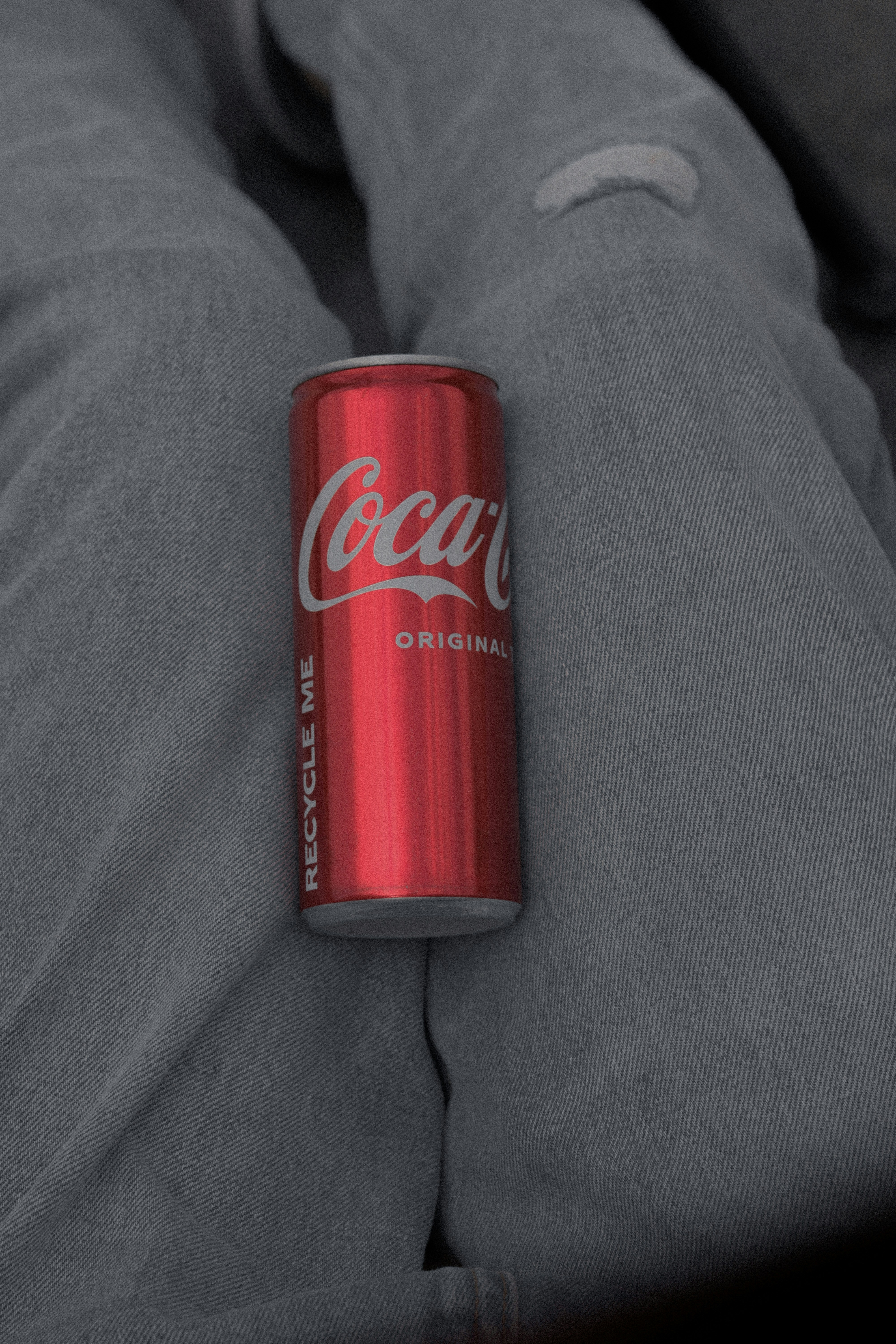 Foto Una lata de Coca Cola en el regazo de una persona – Imagen Estaño ...