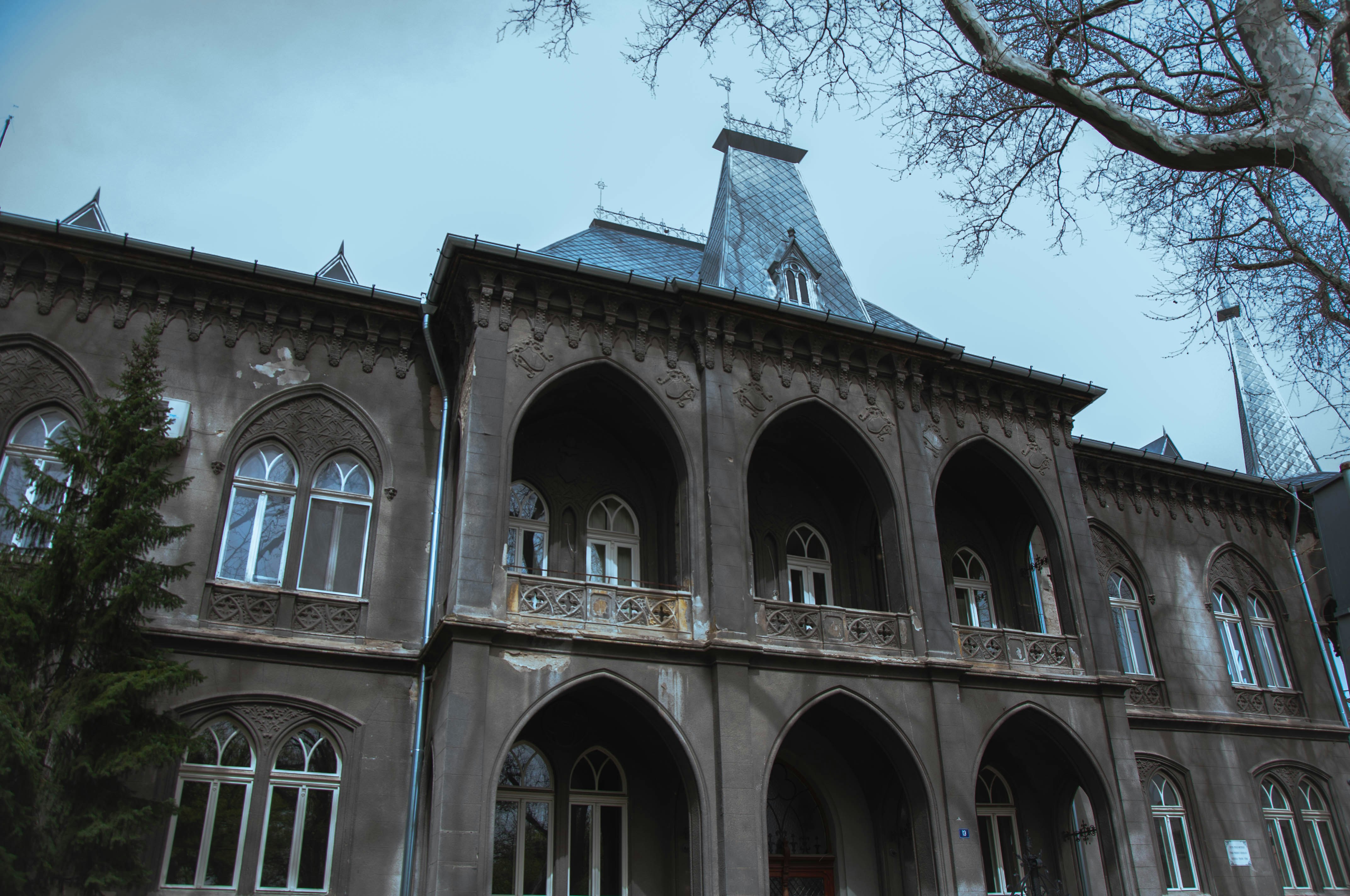 A large brown building with many windows and balconies photo – Free ...