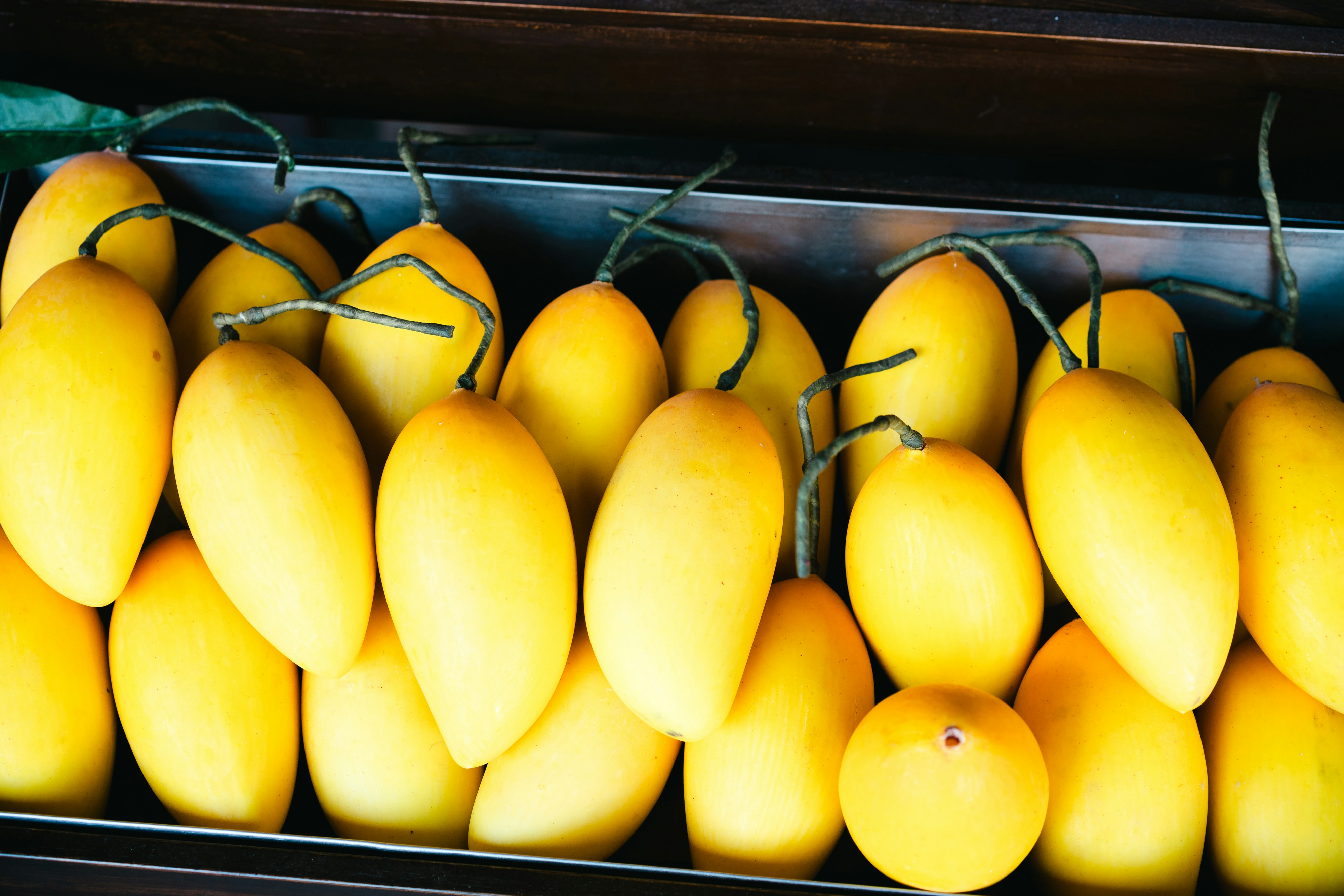 A close up of a bunch of mangoes photo – Free Food Image on Unsplash