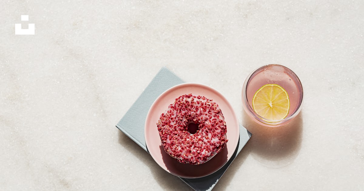 Un plato con una rosquilla junto a un vaso de agua foto – Imagen de ... Un plato con una rosquilla junto a un vaso de agua foto – Imagen de ...