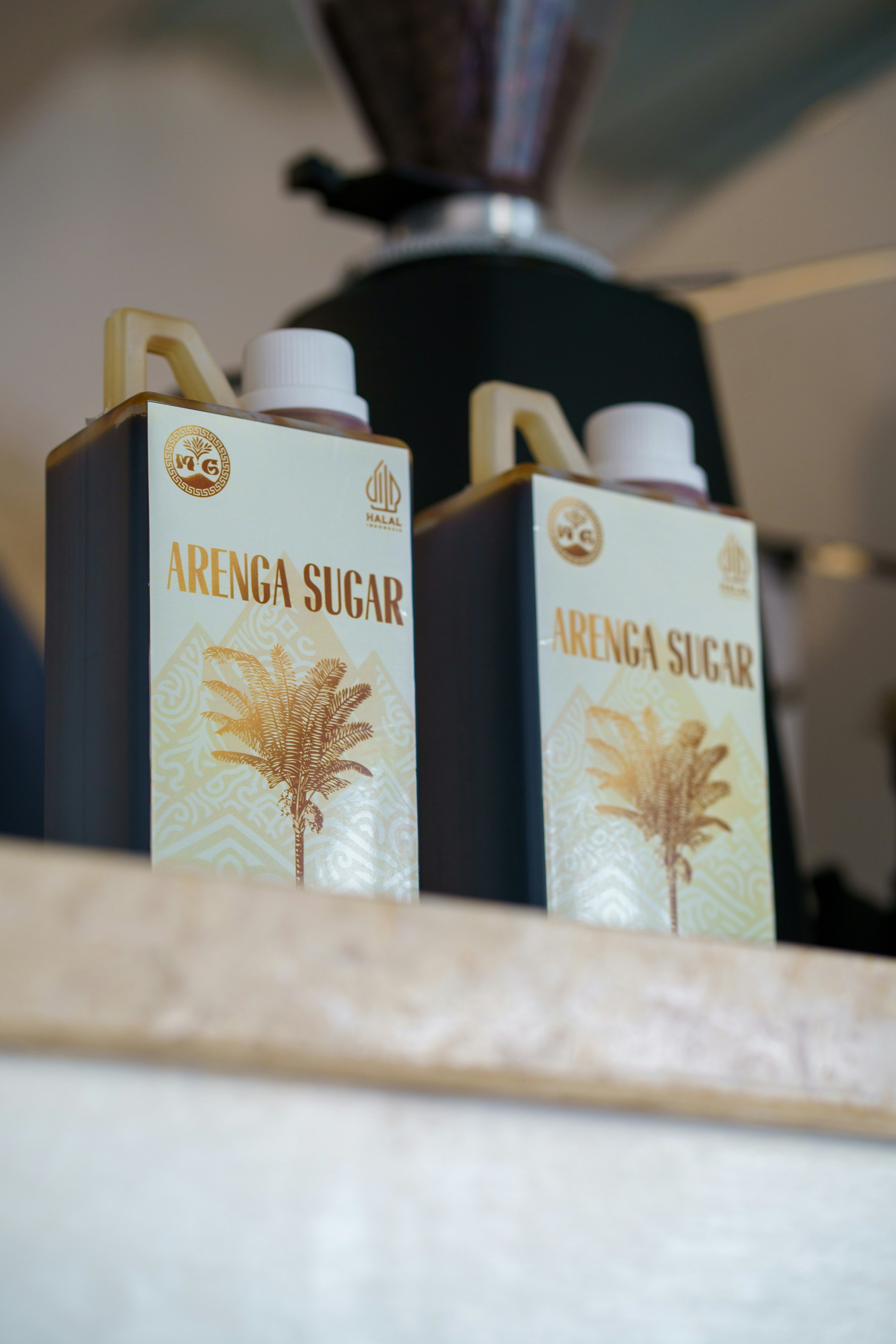 Dos botellas de azúcar arrenga descansan sobre un mostrador foto ...