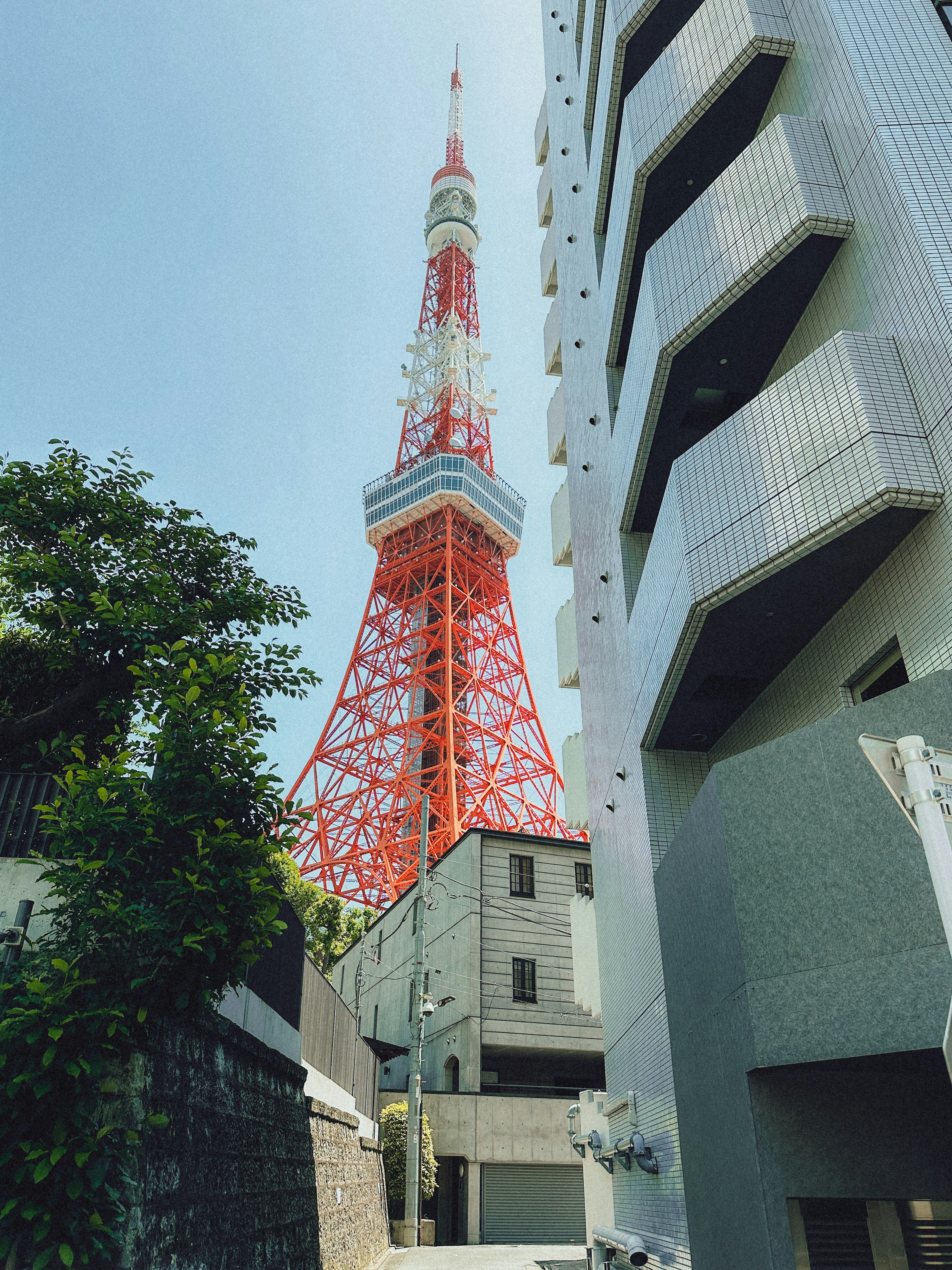 A very tall red tower towering over a city photo – Free Japan Image on ...