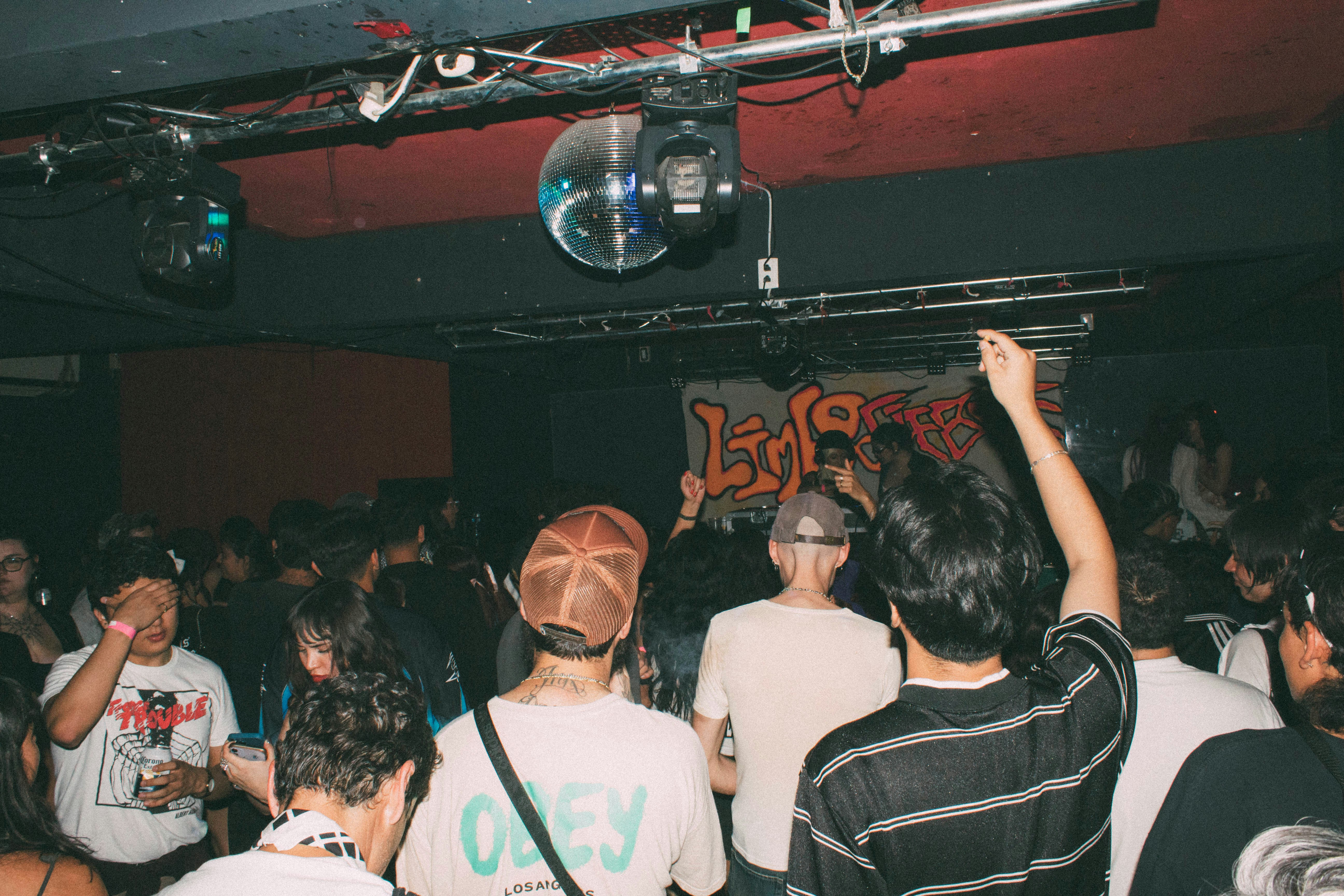 Un grupo de personas de pie en una habitación foto – Imagen de Delirar ...