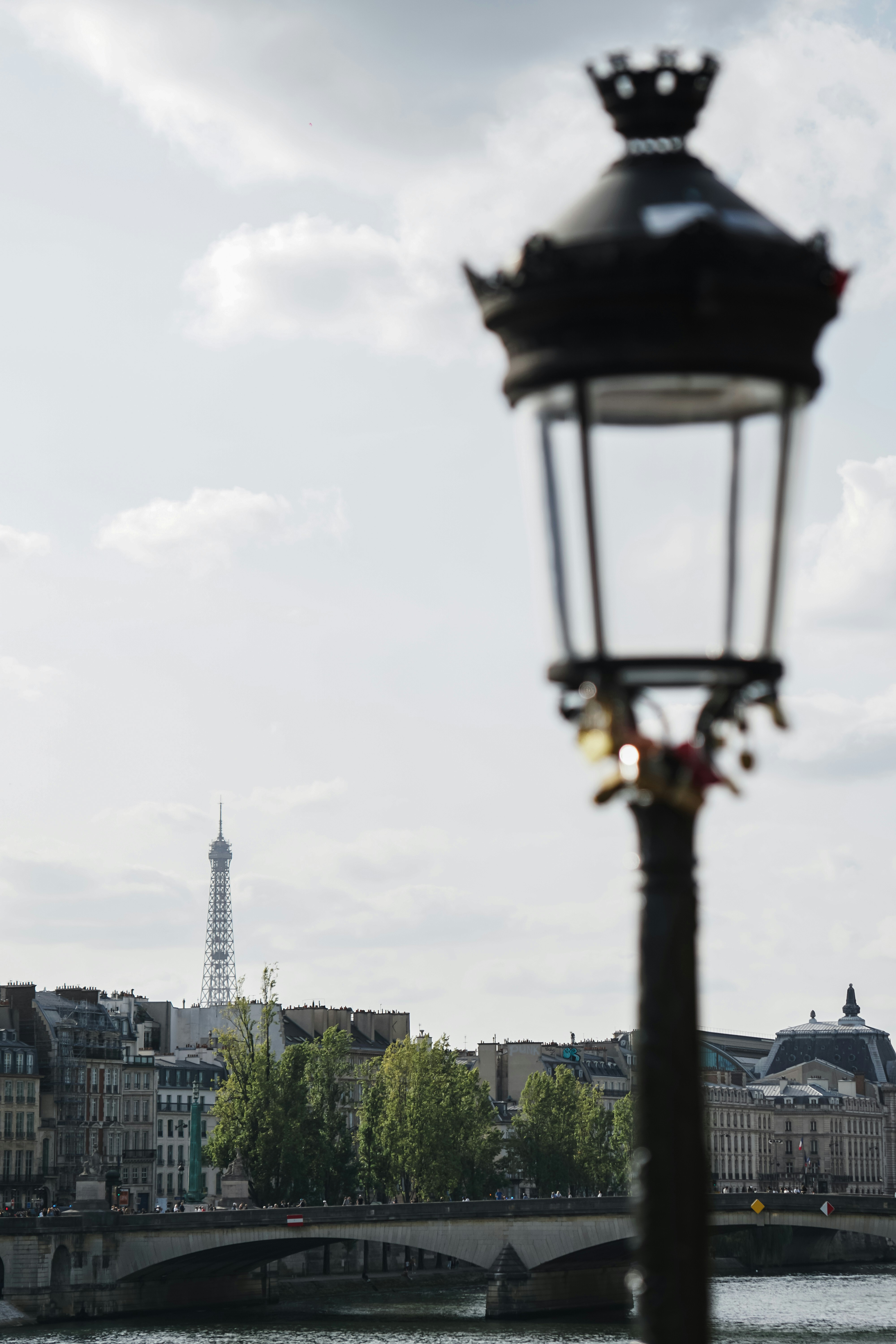 Citylight Lens: Paris in Soft Focus