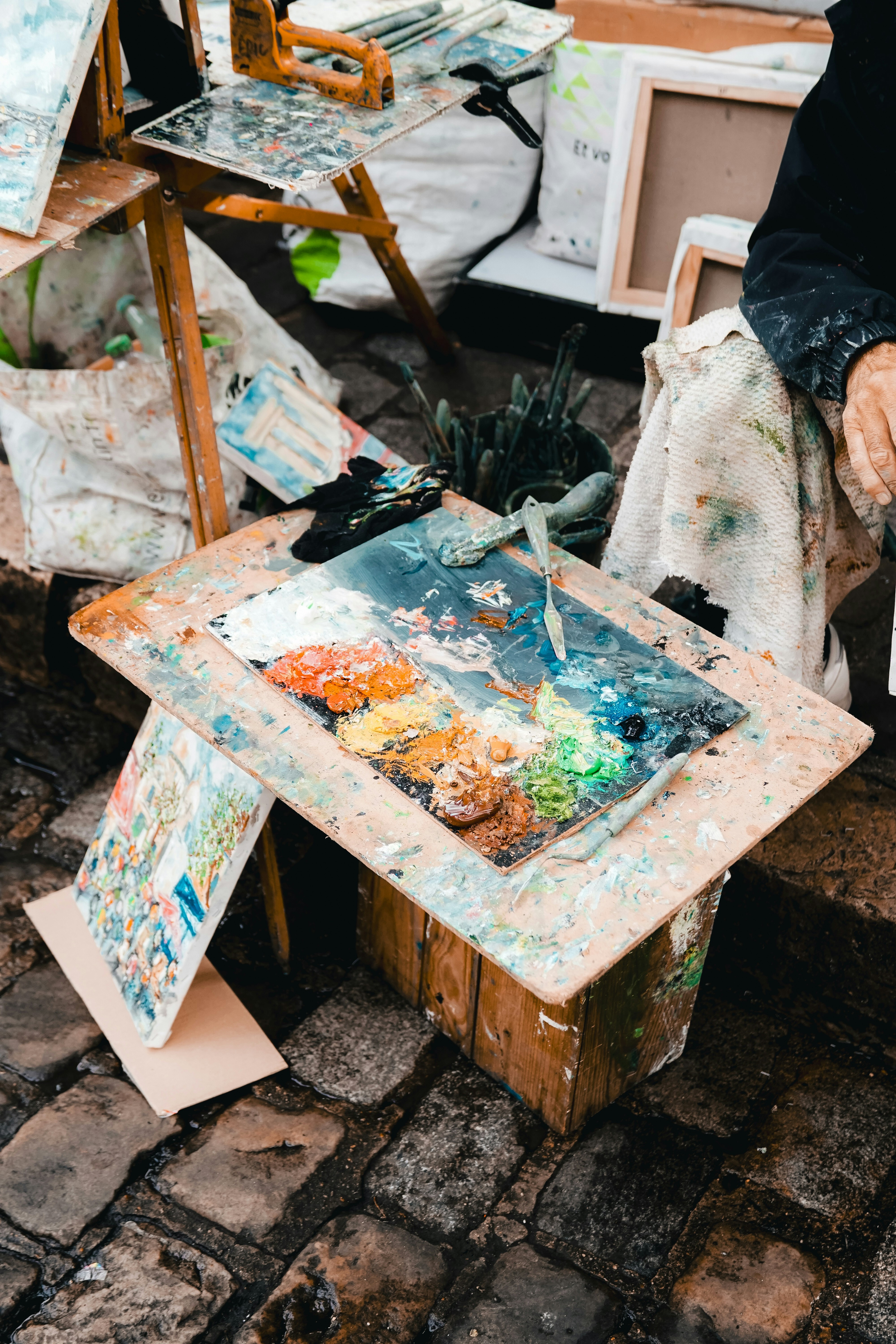 A person is painting on a canvas on an easel photo – Free Paris Image ...