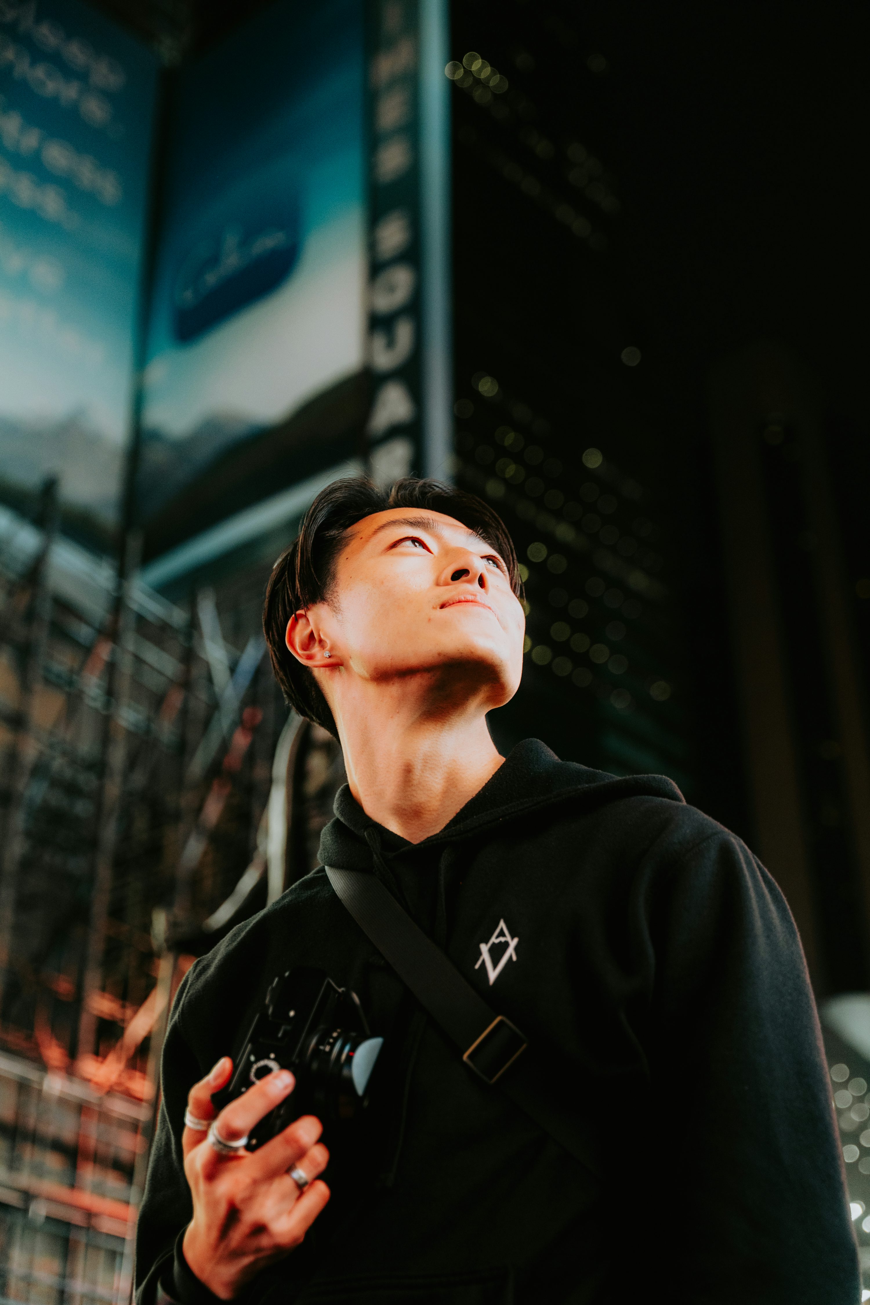 Un homme debout devant un grand immeuble photo – Image gratuite de Tête ... Un homme debout devant un grand immeuble photo – Image gratuite de Tête ...