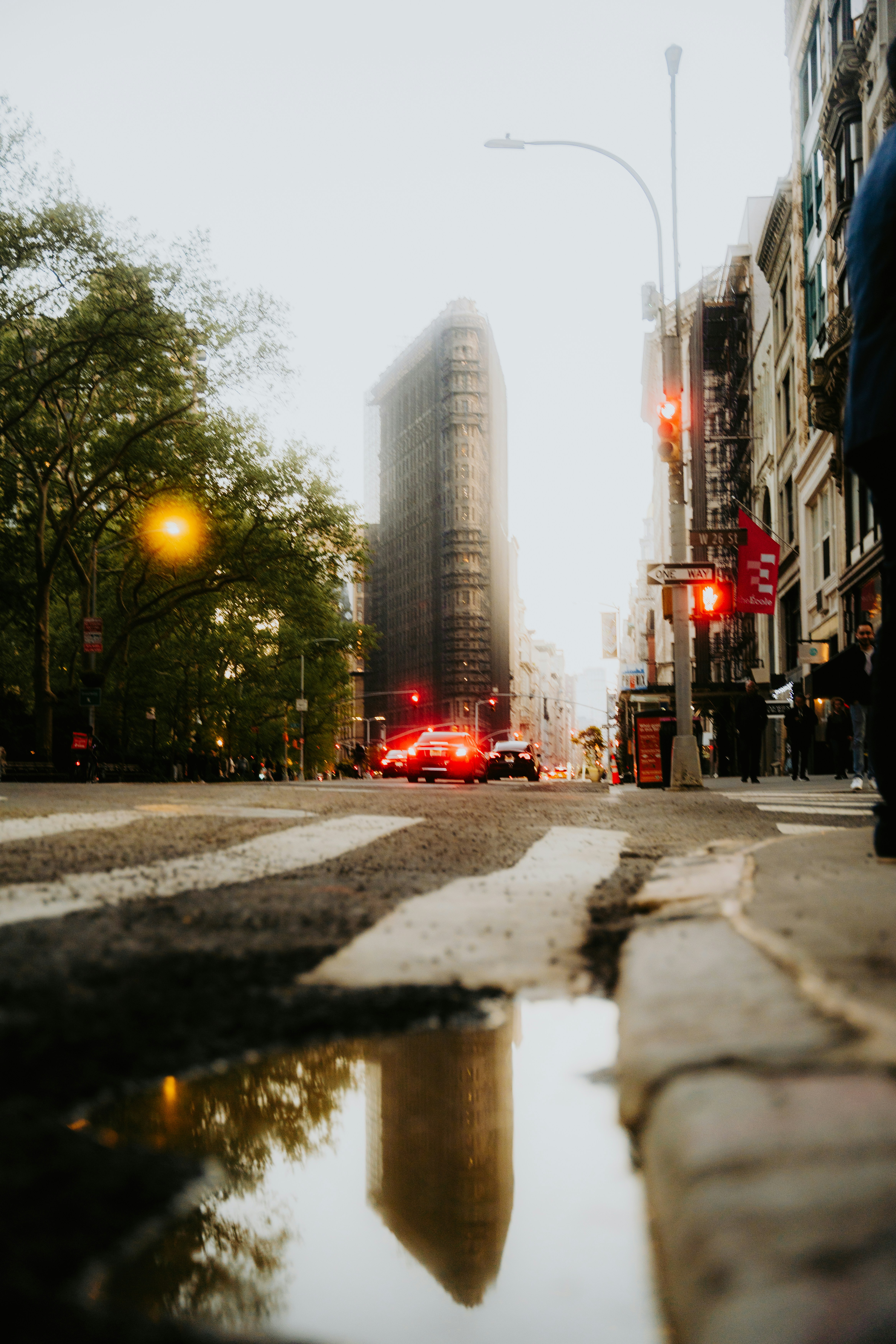 Une rue de la ville avec une flaque d’eau au sol photo – Image gratuite ...