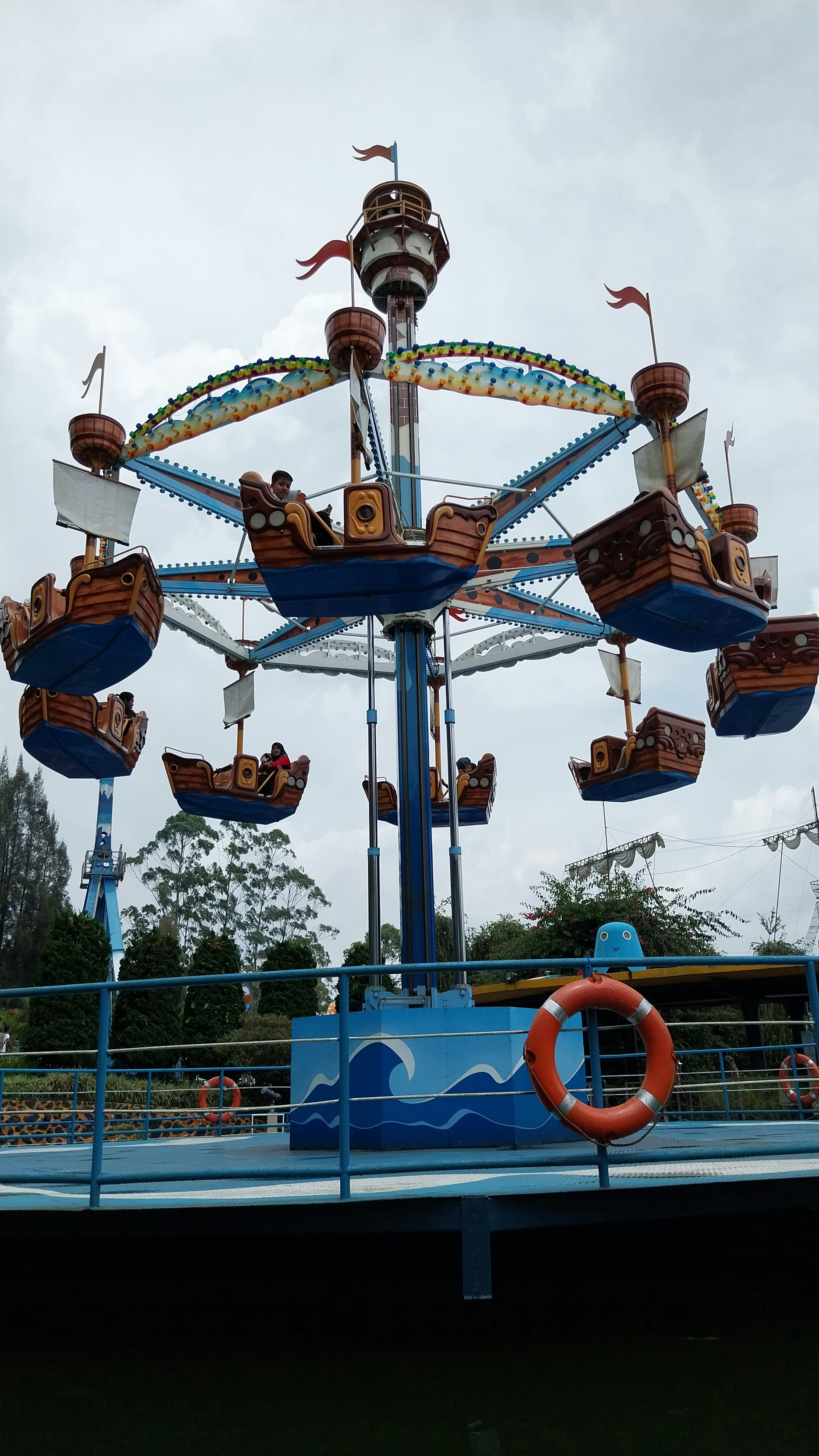 A carnival ride with people riding on it photo – Free Mikie funland ...