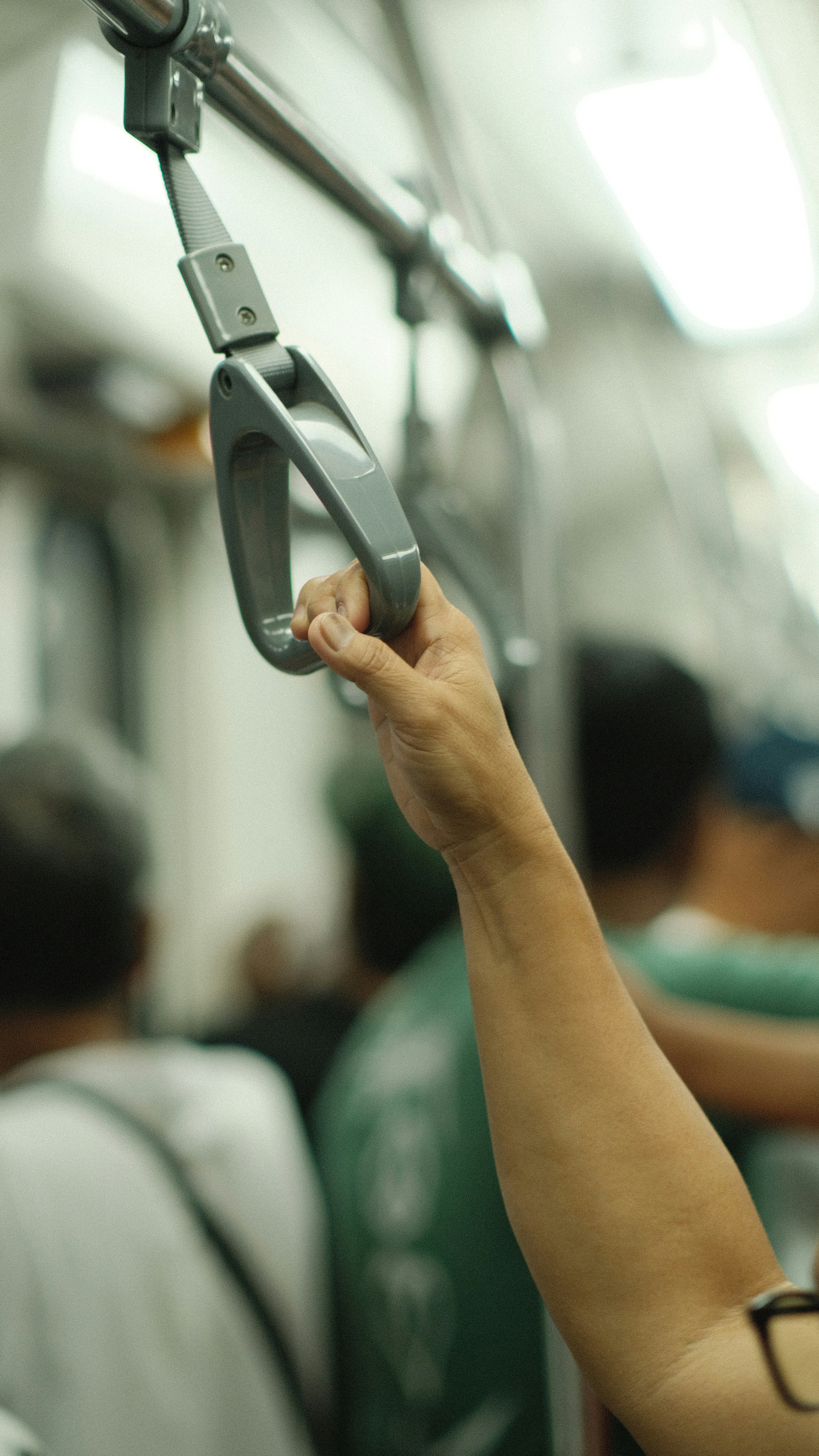 Grasping the Moment: A Commuter’s Hand on the Handvent Carry Ring