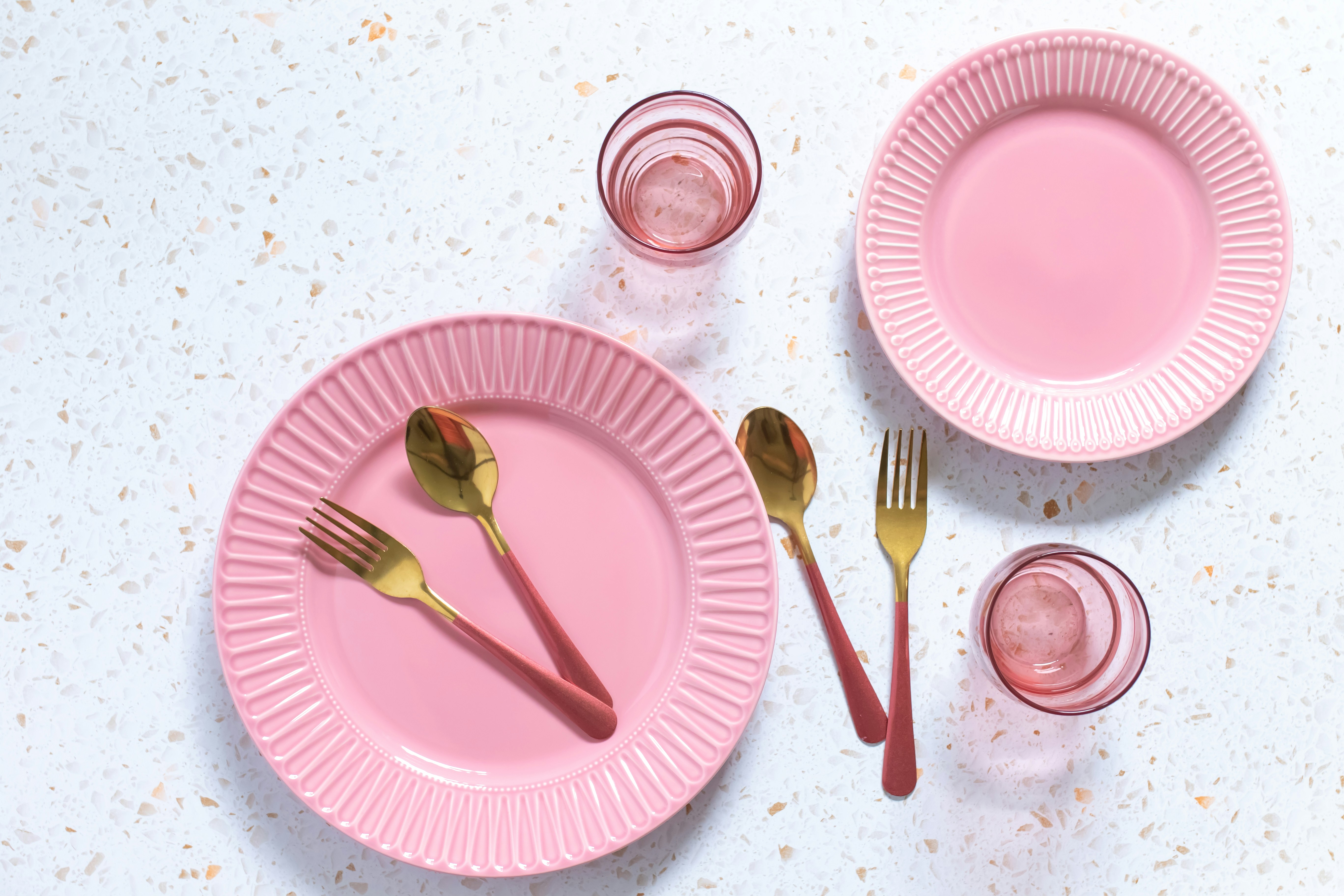 Una mesa rosa con utensilios y vasos foto – Imagen de Londres gratuita ...