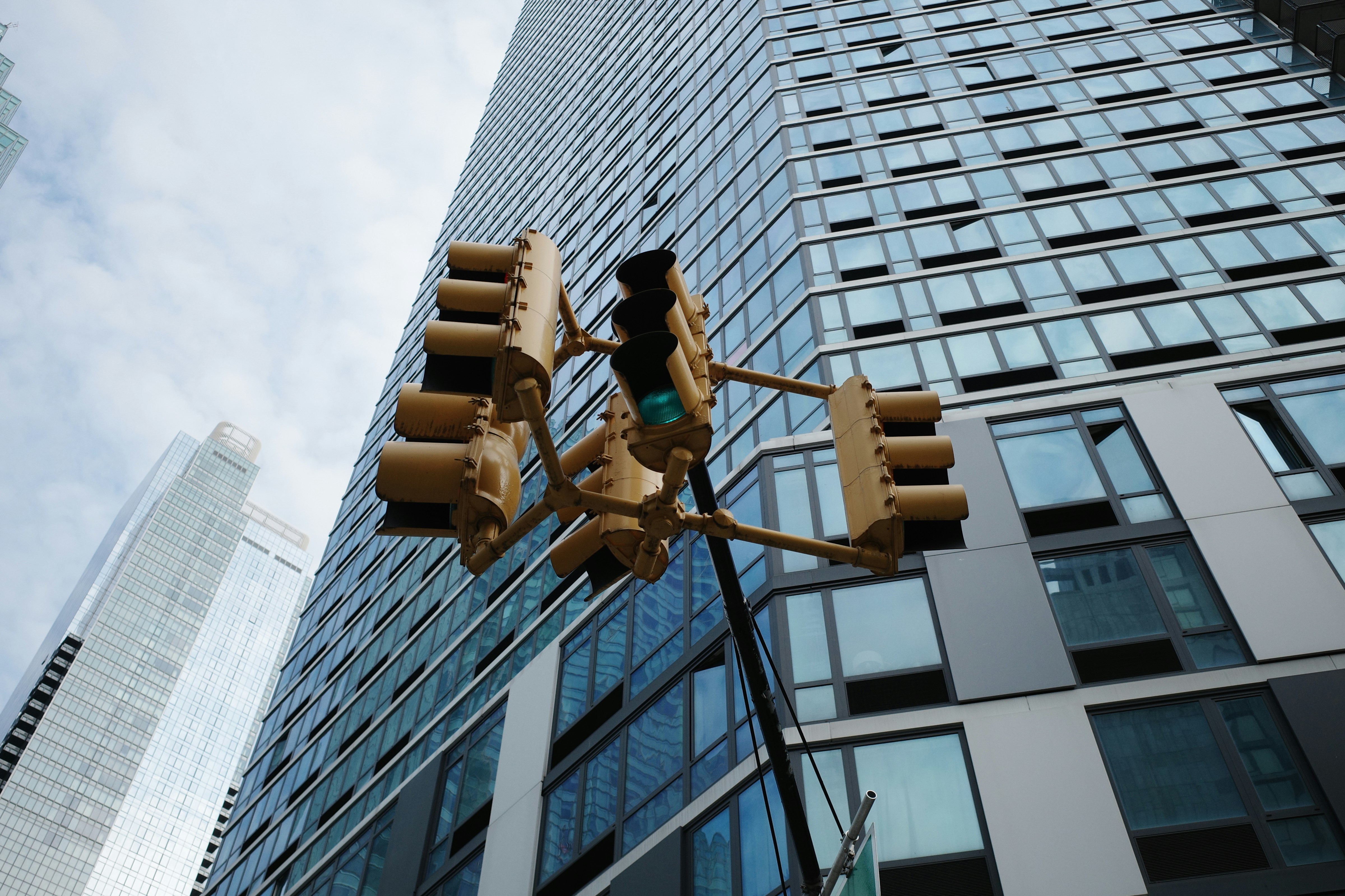 A traffic light in front of a tall building photo – Free 뉴욕 미국 Image on ...