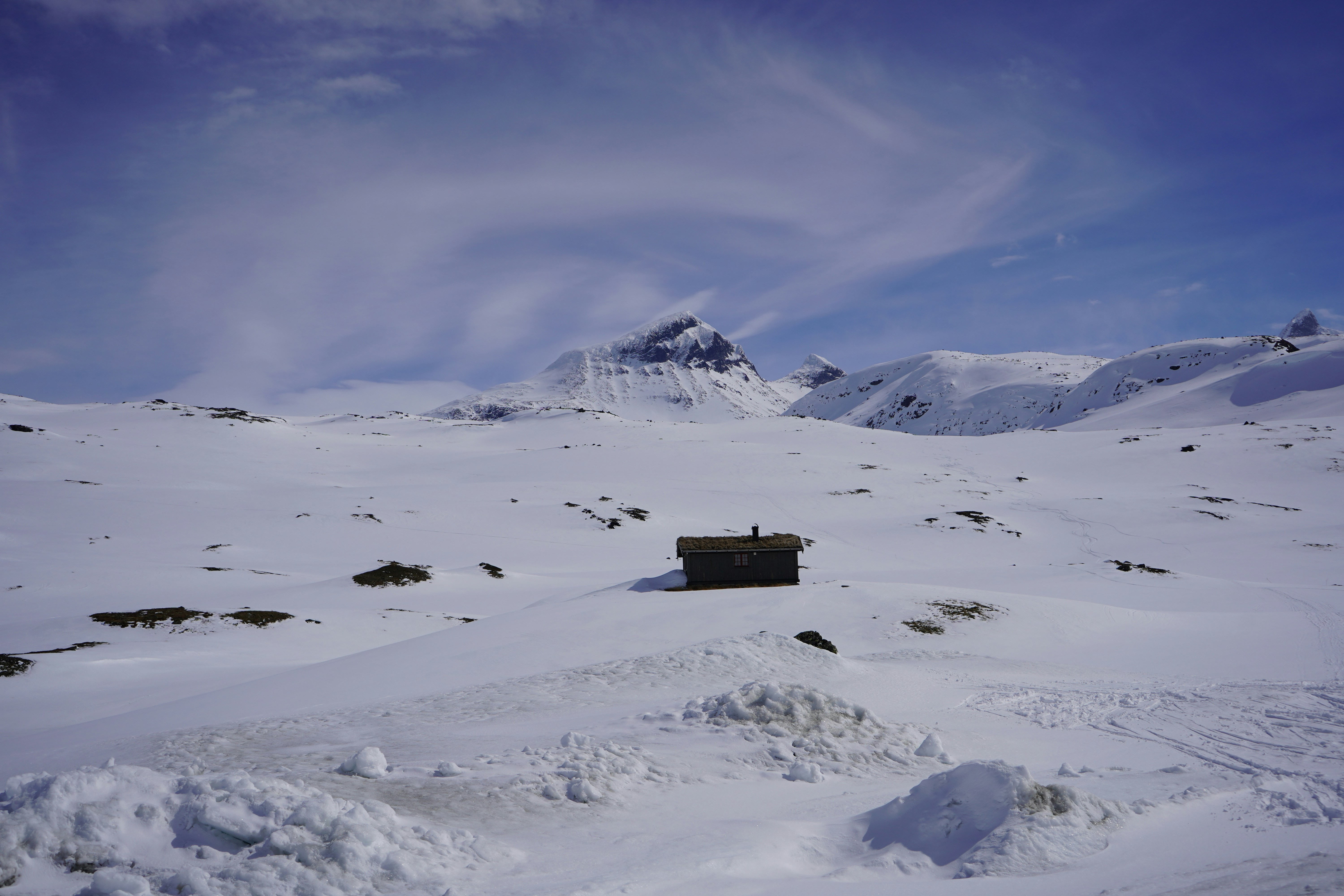 A small cabin in the middle of a snowy field photo – Free ...
