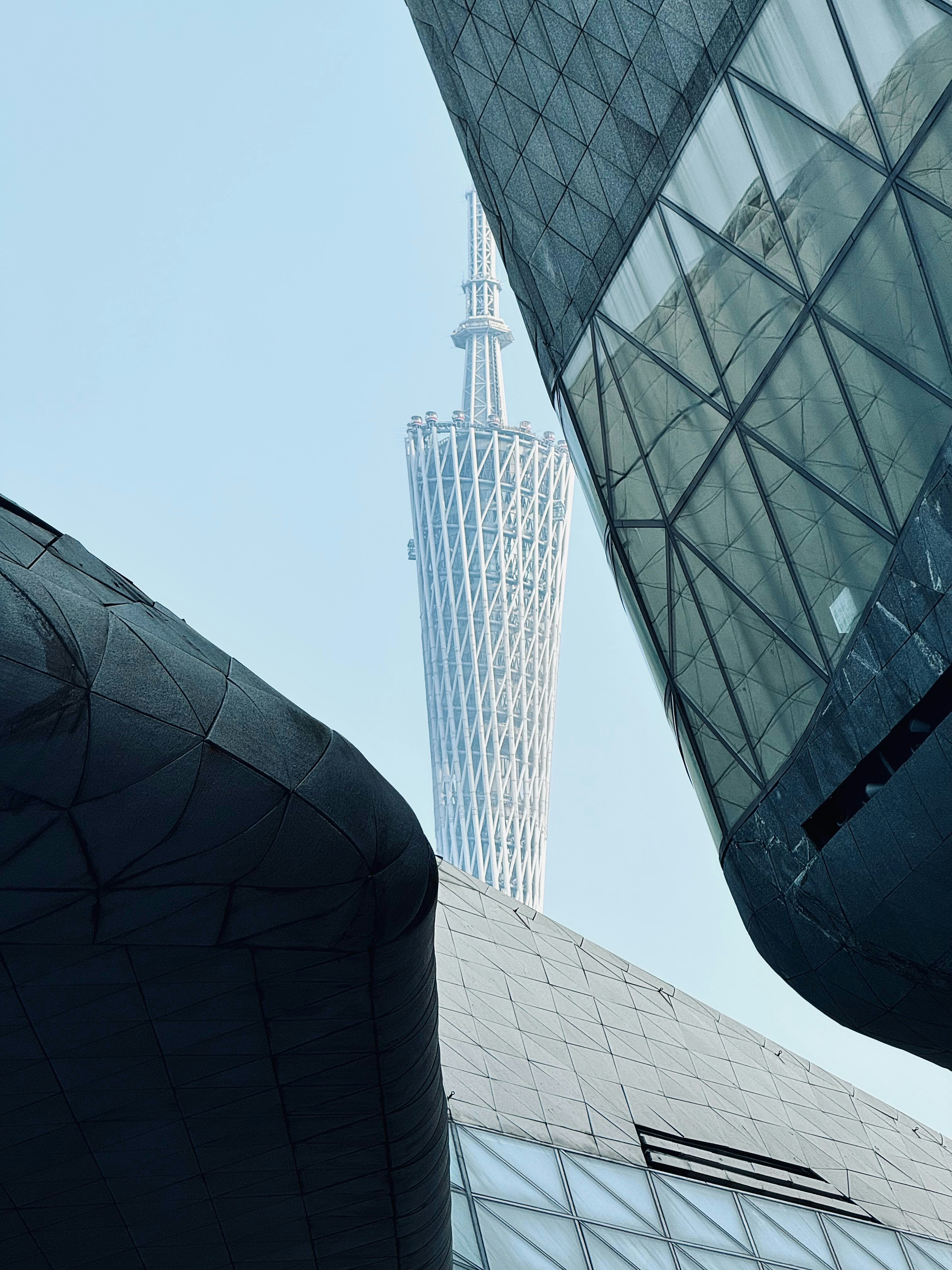 A view of a tall building from the ground photo – Free 中国 Image on Unsplash