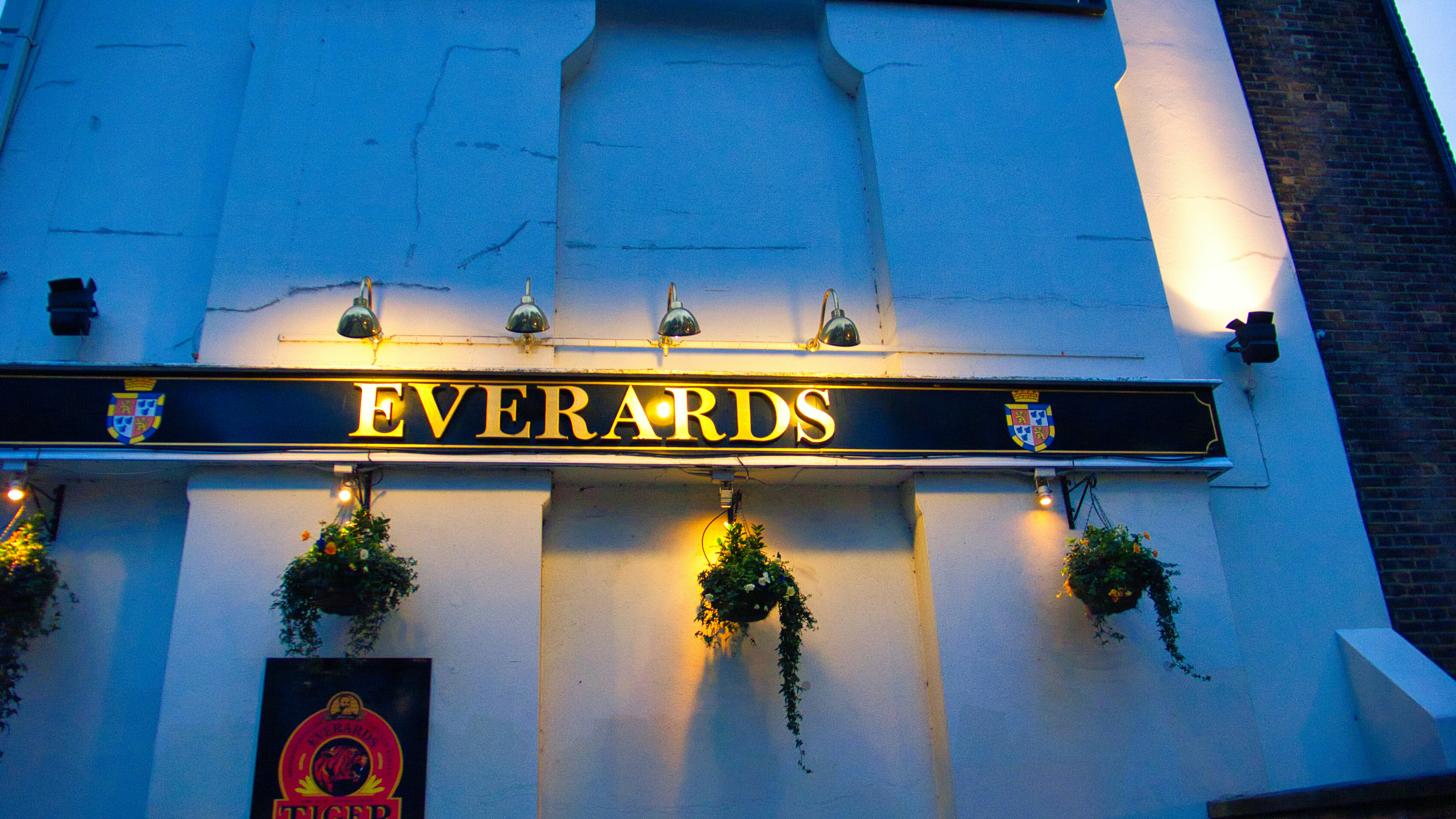 Un edificio que tiene un letrero que dice Everards foto – Imagen de ...