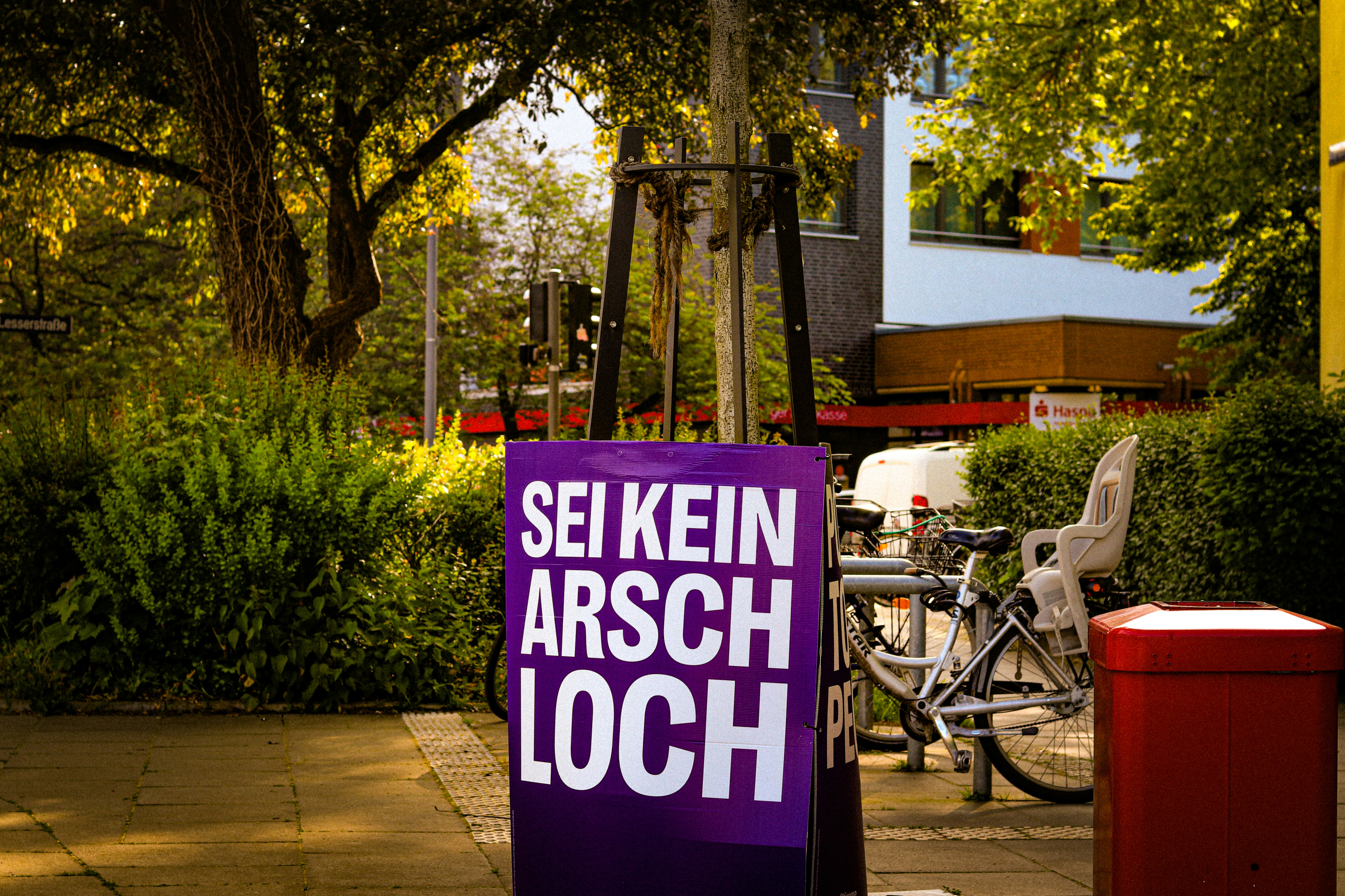 Un letrero morado sentado al costado de una carretera foto – Imagen de ...