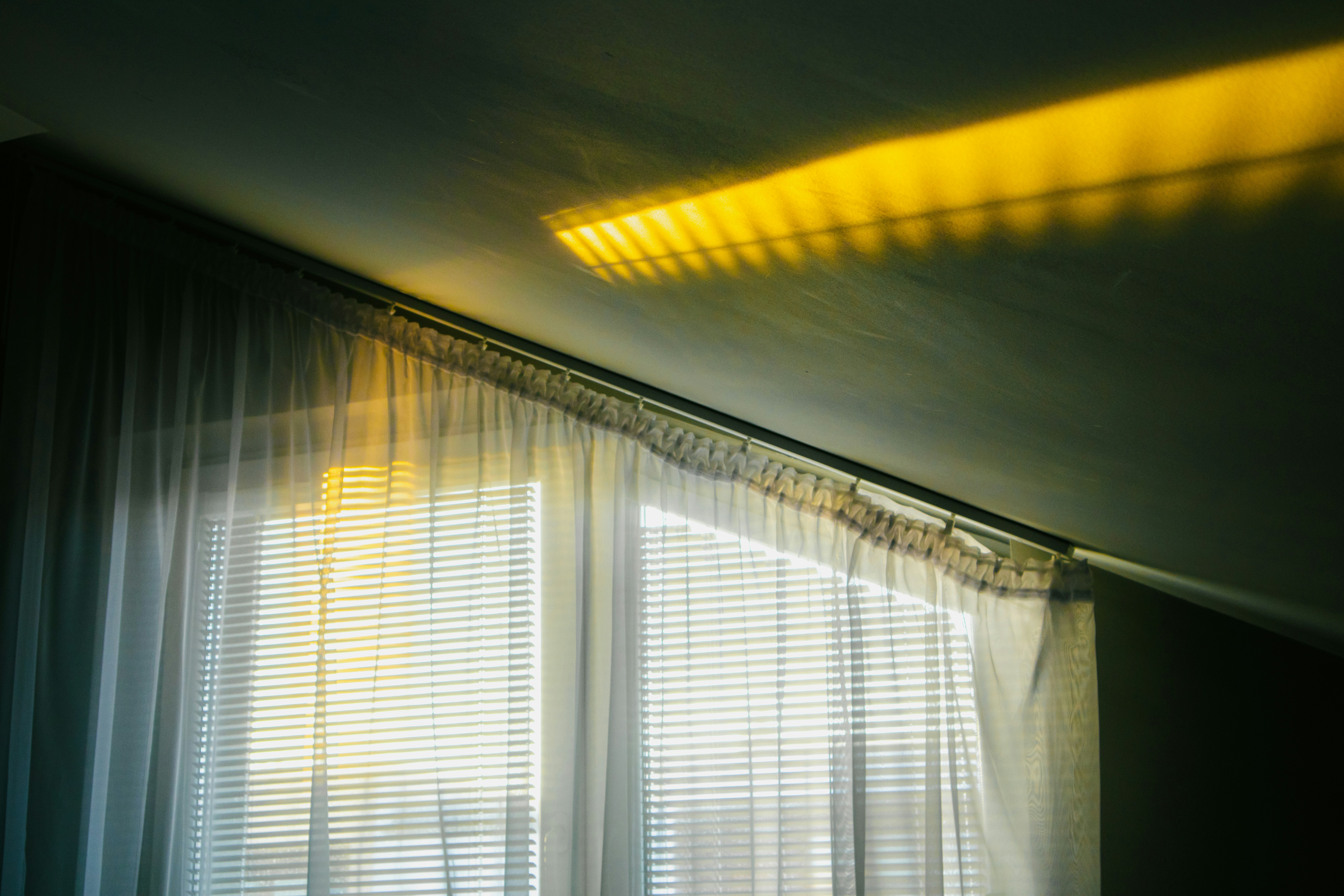 The light is shining through the blinds in the room photo – Free Window ...