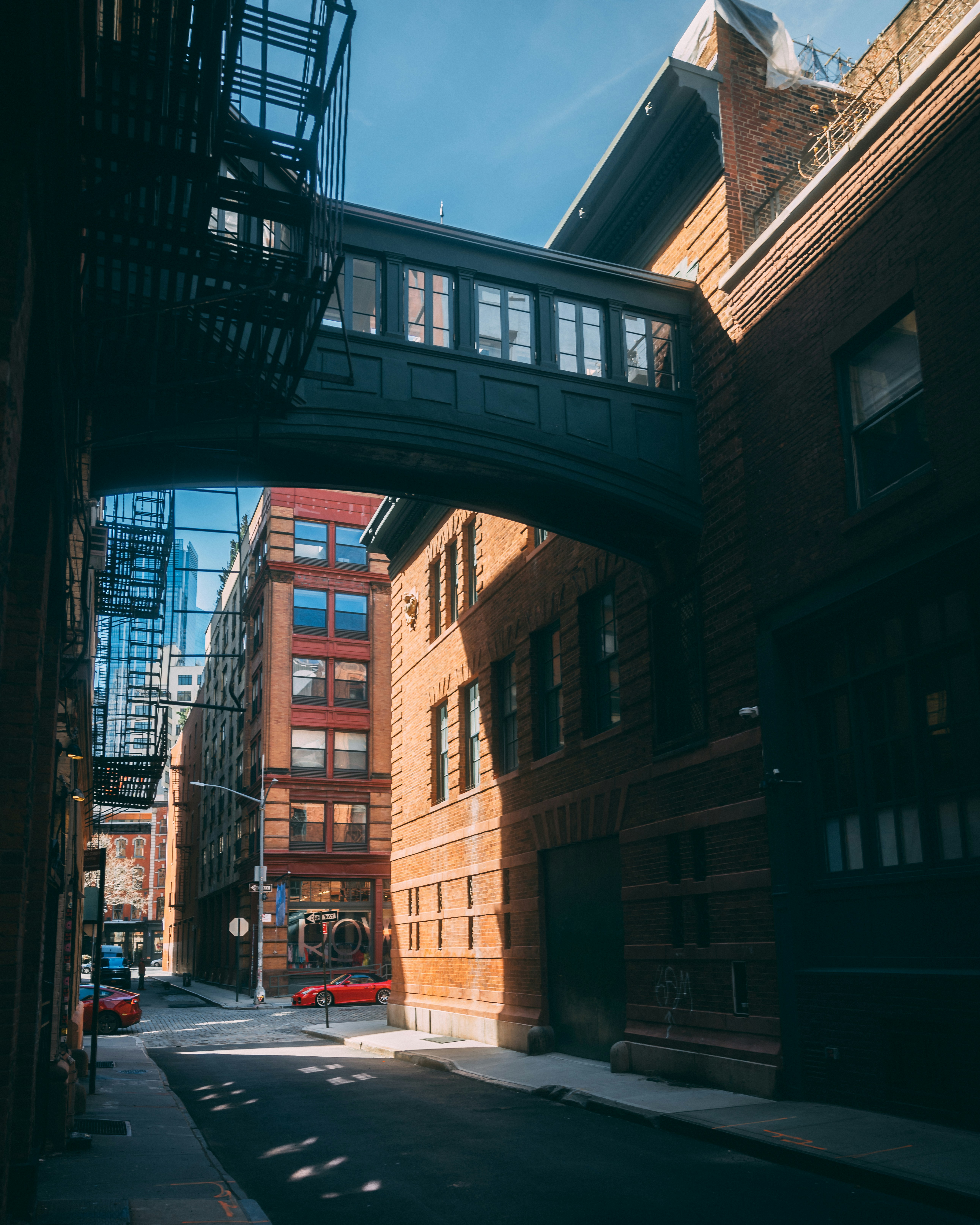 A bridge over a street in a city photo – Free Staple street skybridge ...