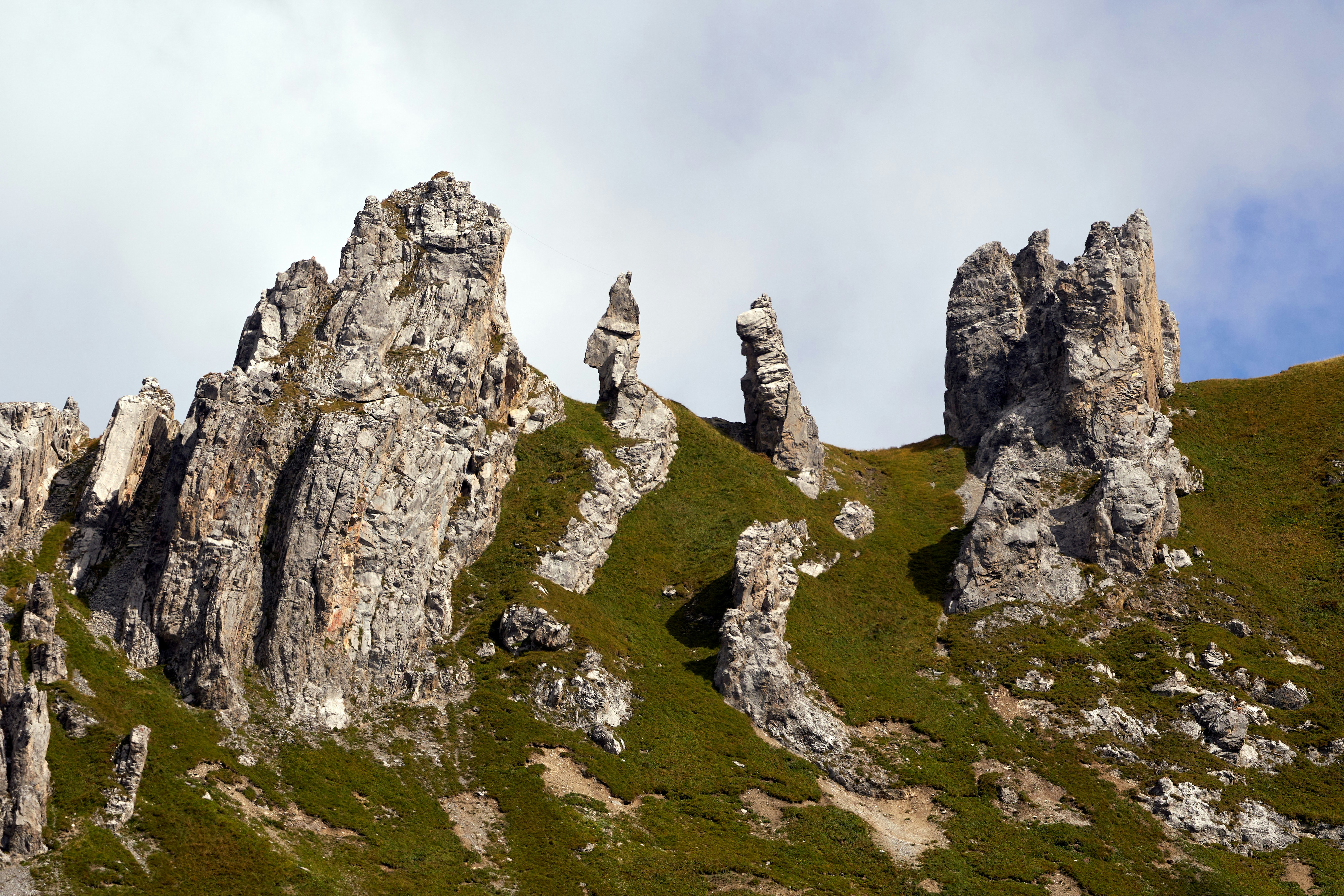 Une grande formation rocheuse sur le flanc d’une montagne photo – Image ...