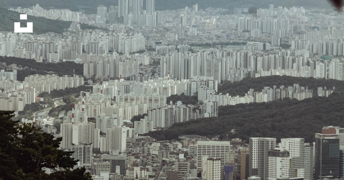 언덕 꼭대기에서 바라본 도시 풍경 사진 Unsplash의 무료 서울 이미지