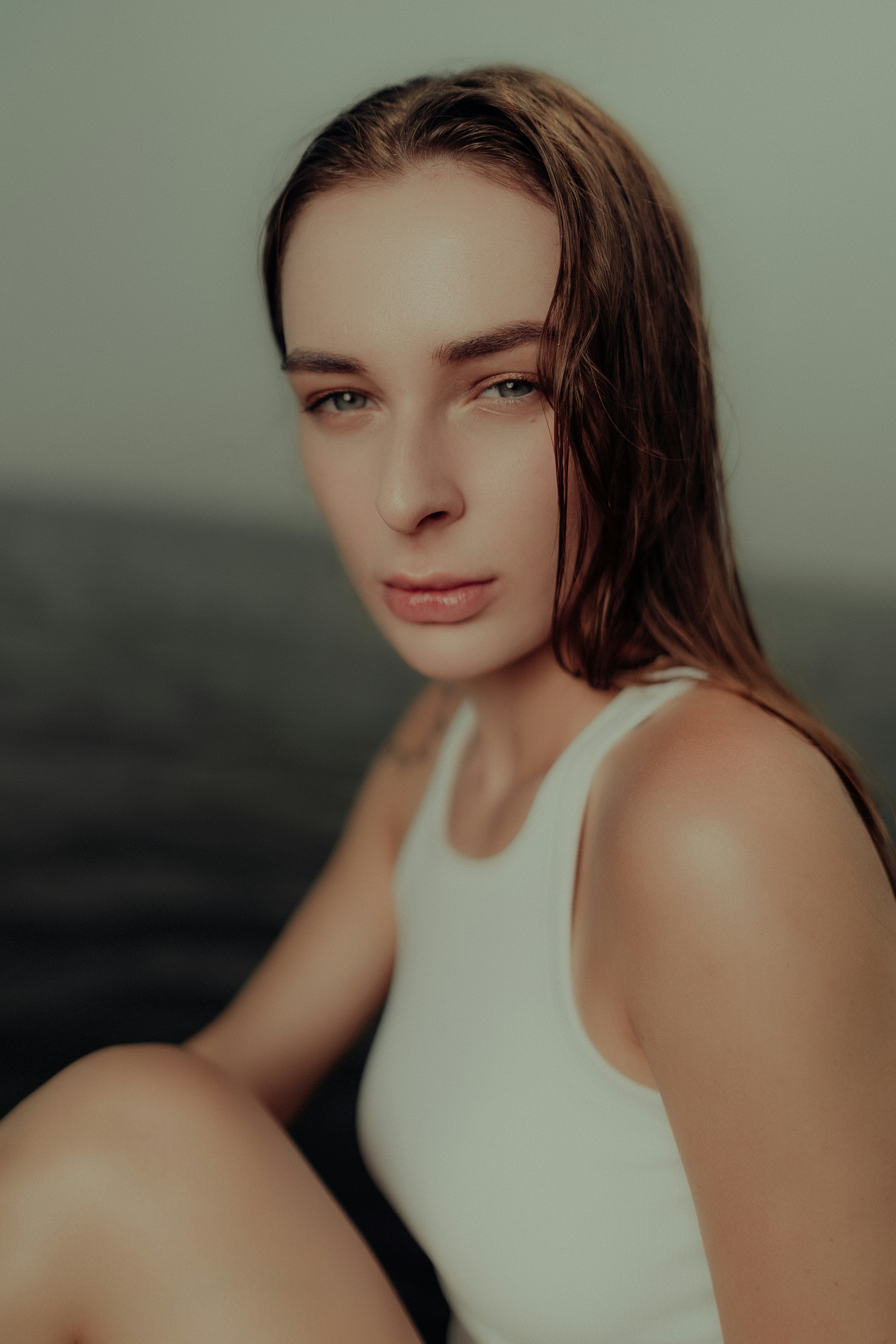 Una mujer con una camiseta blanca sin mangas posando para una foto foto – Imagen gratuita en ...