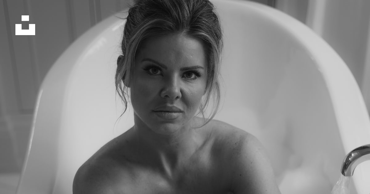 Una mujer desnuda sentada en una bañera foto – Imagen gratuita en Unsplash Una mujer desnuda sentada en una bañera foto – Imagen gratuita en Unsplash
