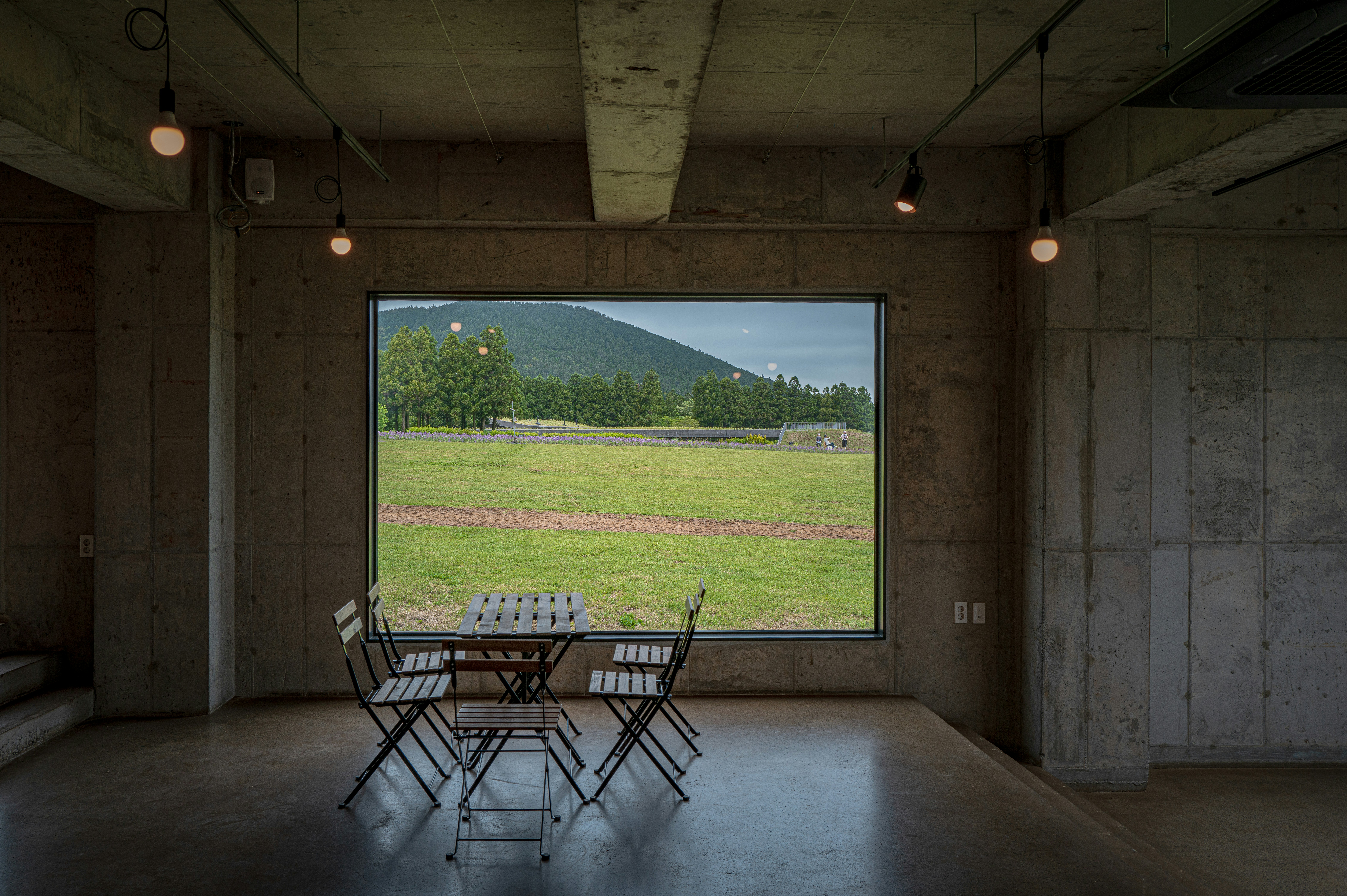 Una gran sala abierta con una mesa y sillas foto – Imagen de Adentro ...