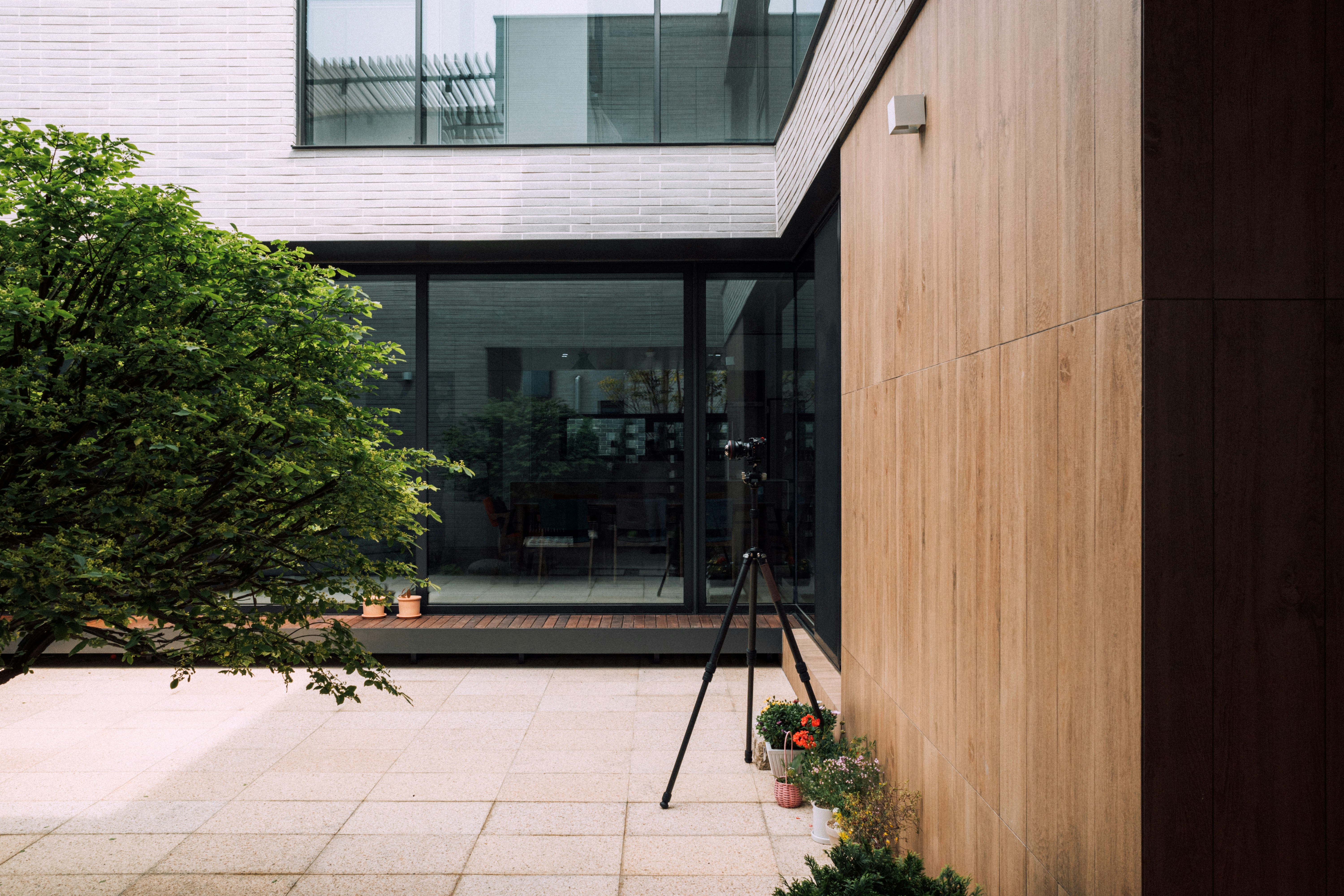 Una vista de una casa desde el exterior de la casa foto – Imagen de Ricoh GR3 gratuita en Unsplash