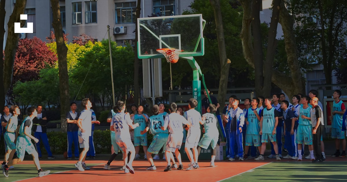 한 무리의 젊은이들이 농구 경기를 하고 있다 사진 Unsplash의 무료 여자 이미지