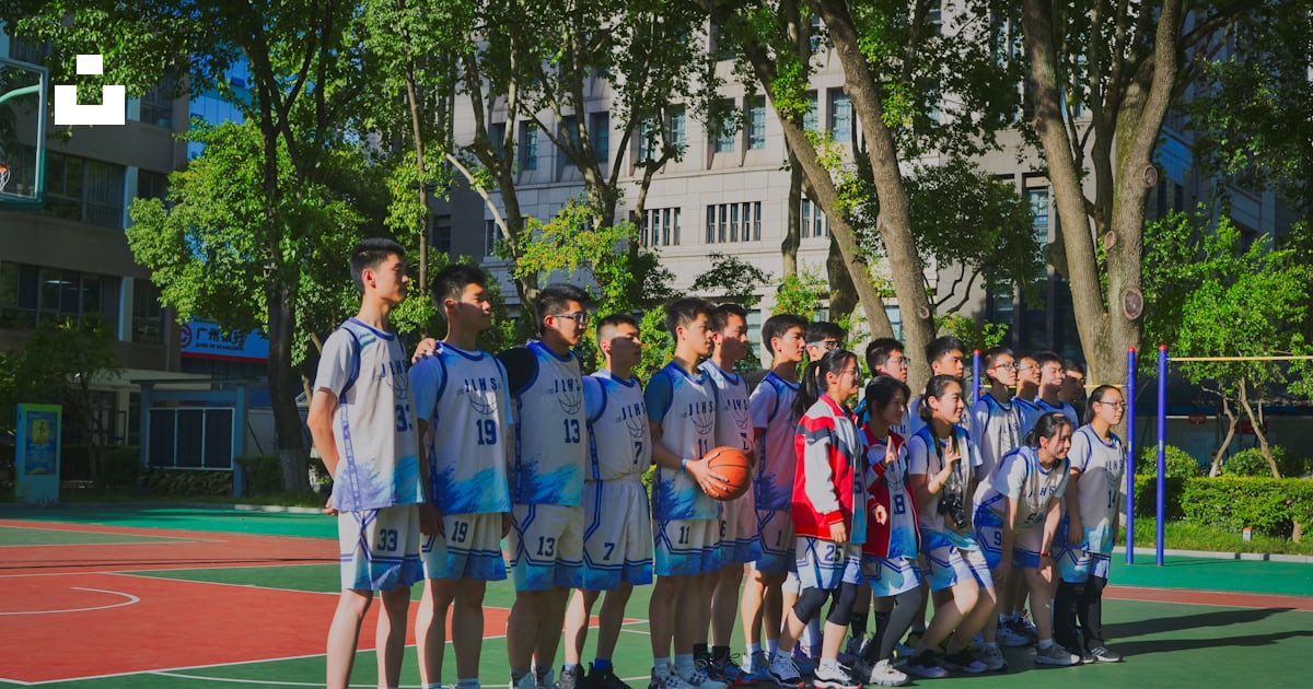 한 무리의 젊은이들이 농구 코트에 나란히 서 있다 사진 Unsplash의 무료 사람의 이미지