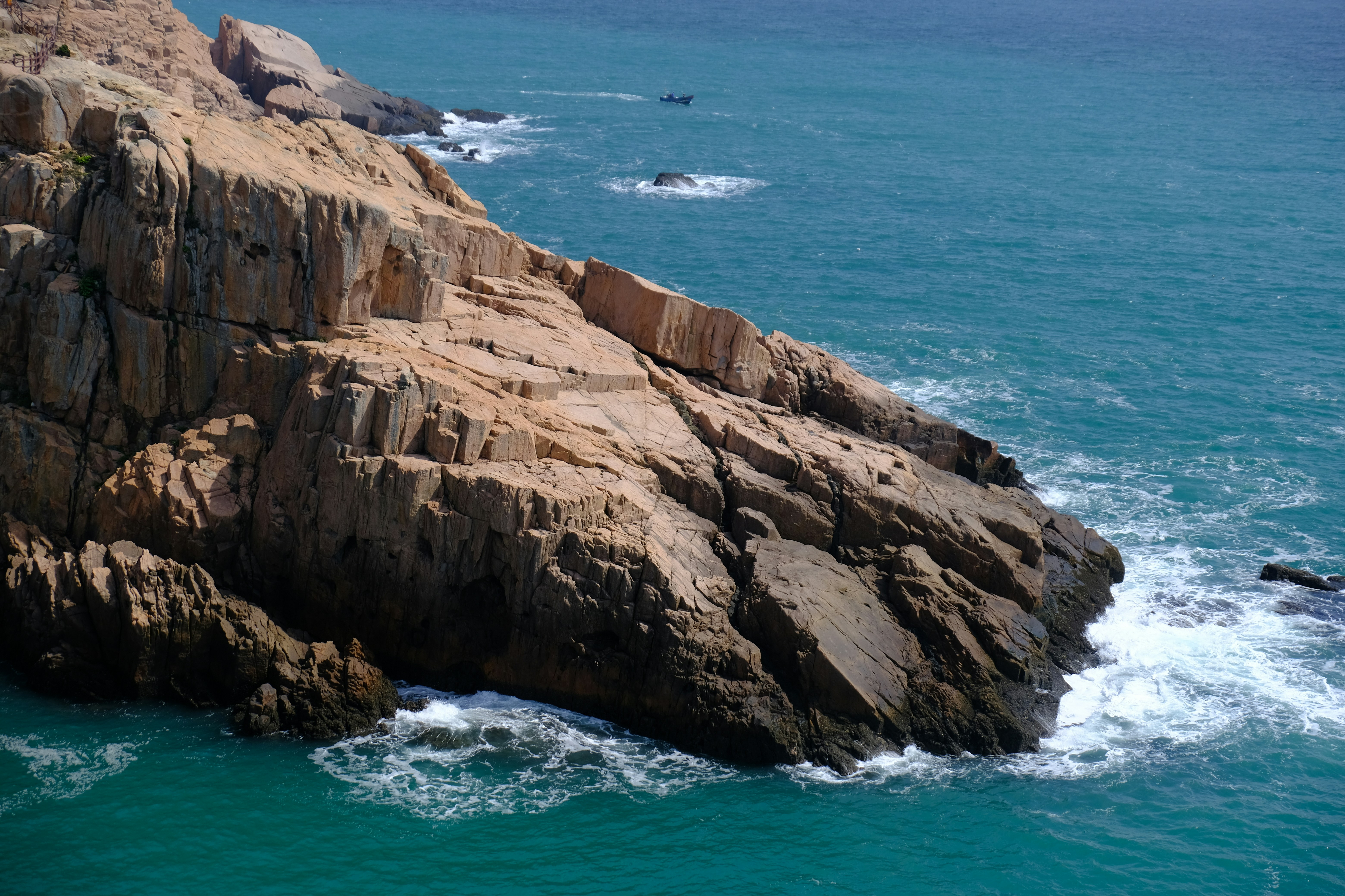 A large rock outcropping into the ocean photo – Free 嵊泗县 Image on Unsplash
