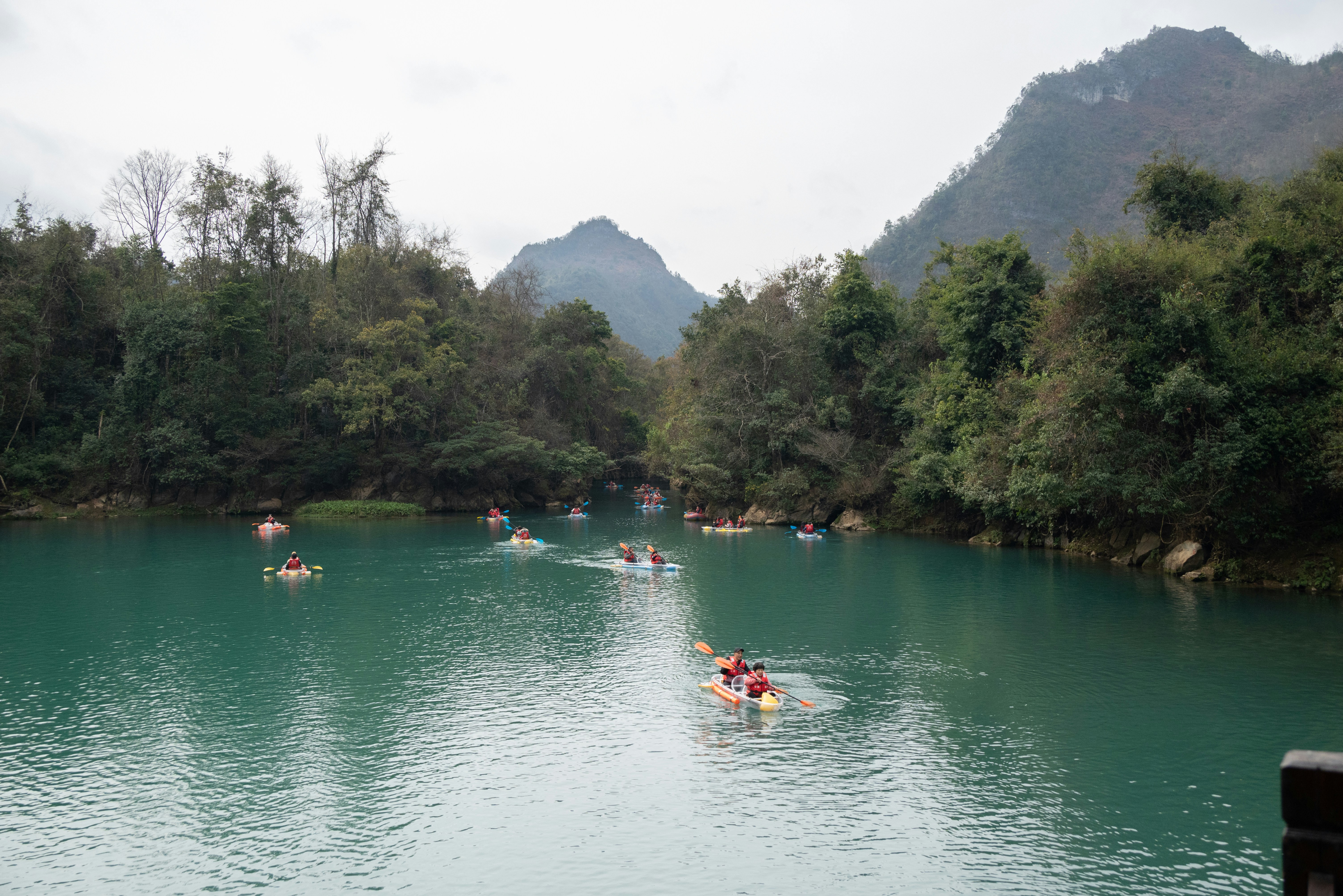 A group of people in canoes paddling down a river photo – Free Guang xi ...