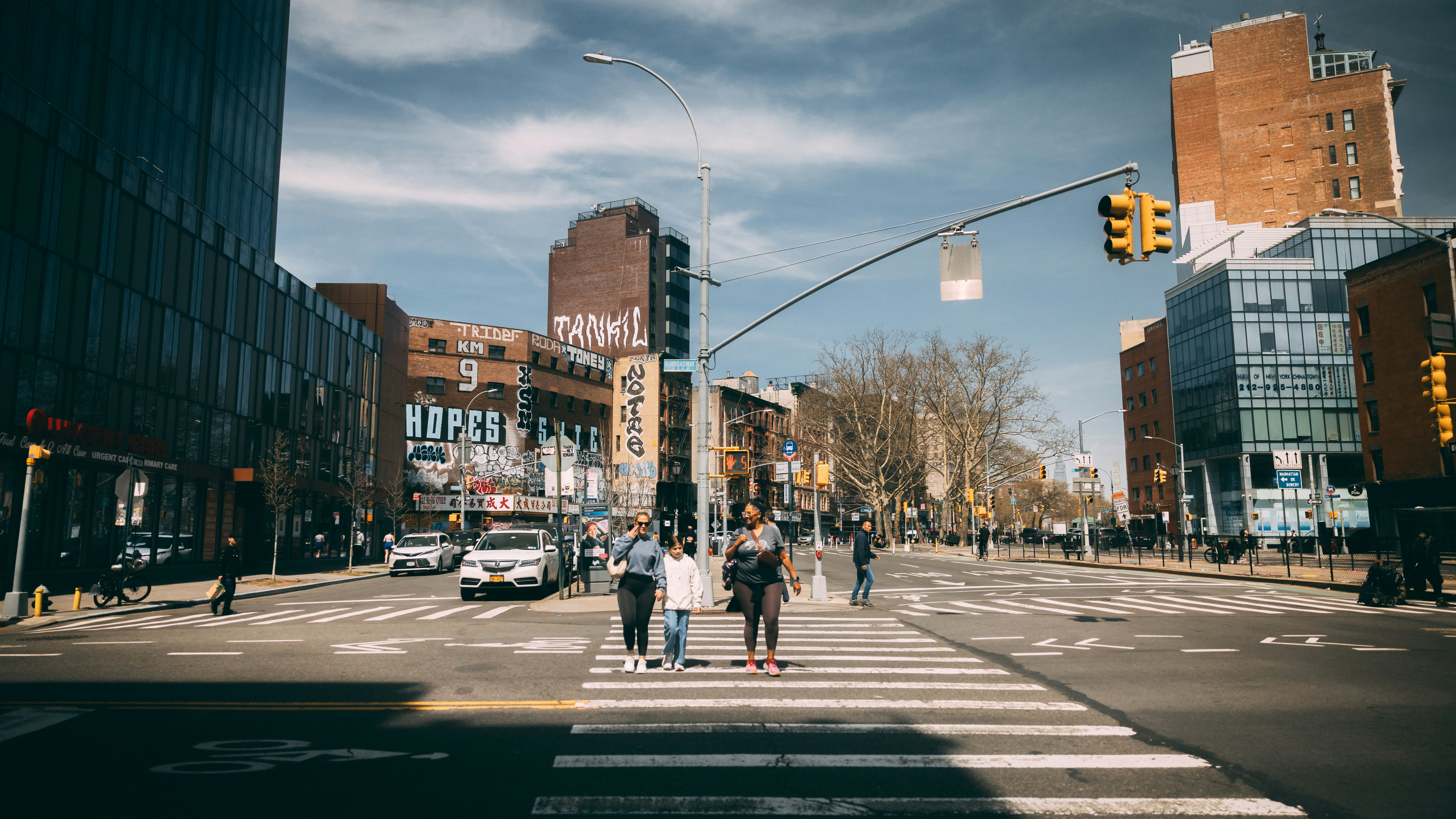 A group of people crossing a street at a crosswalk photo – Free Ee. uu ...