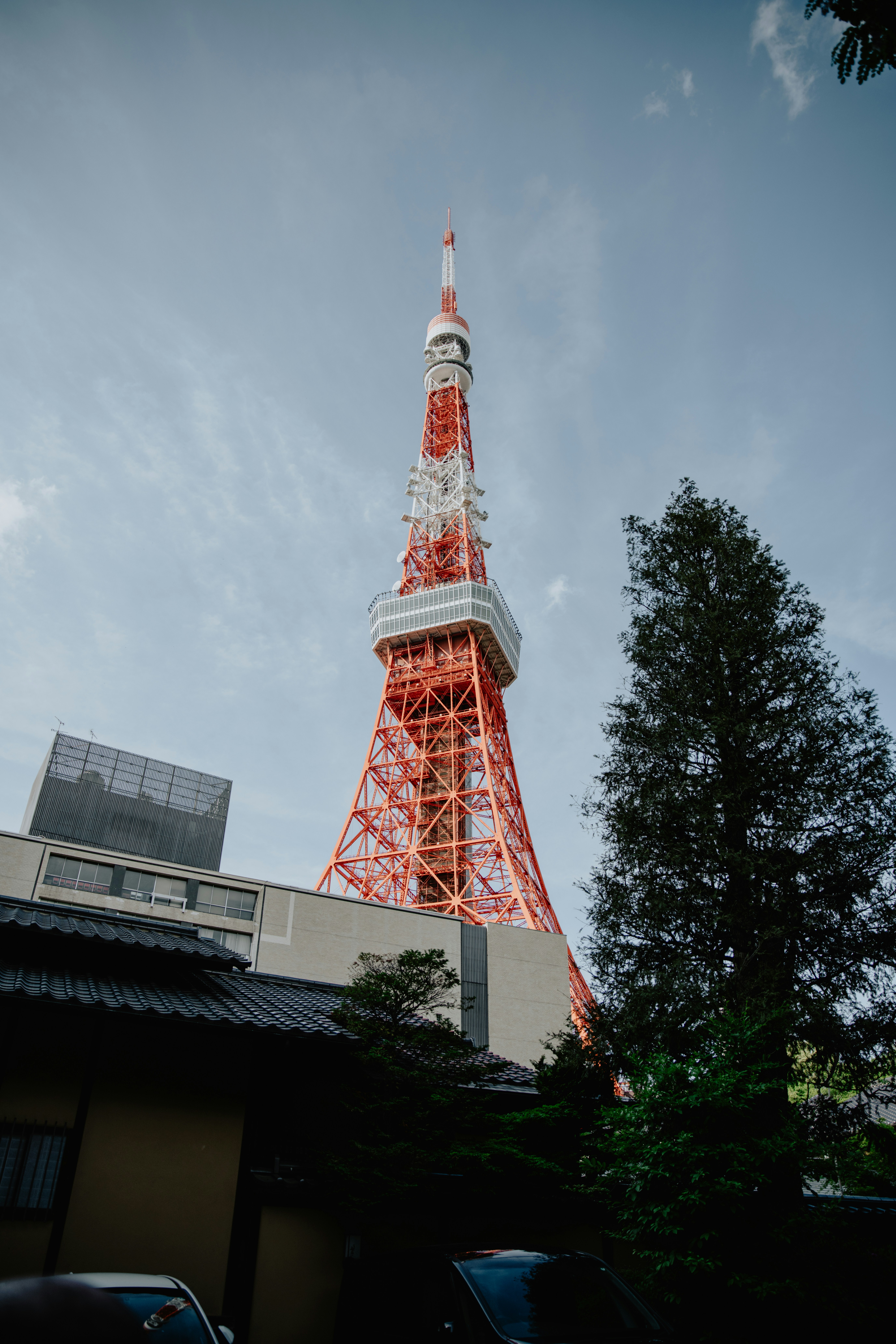 A very tall red and white tower towering over a city photo – Free ...