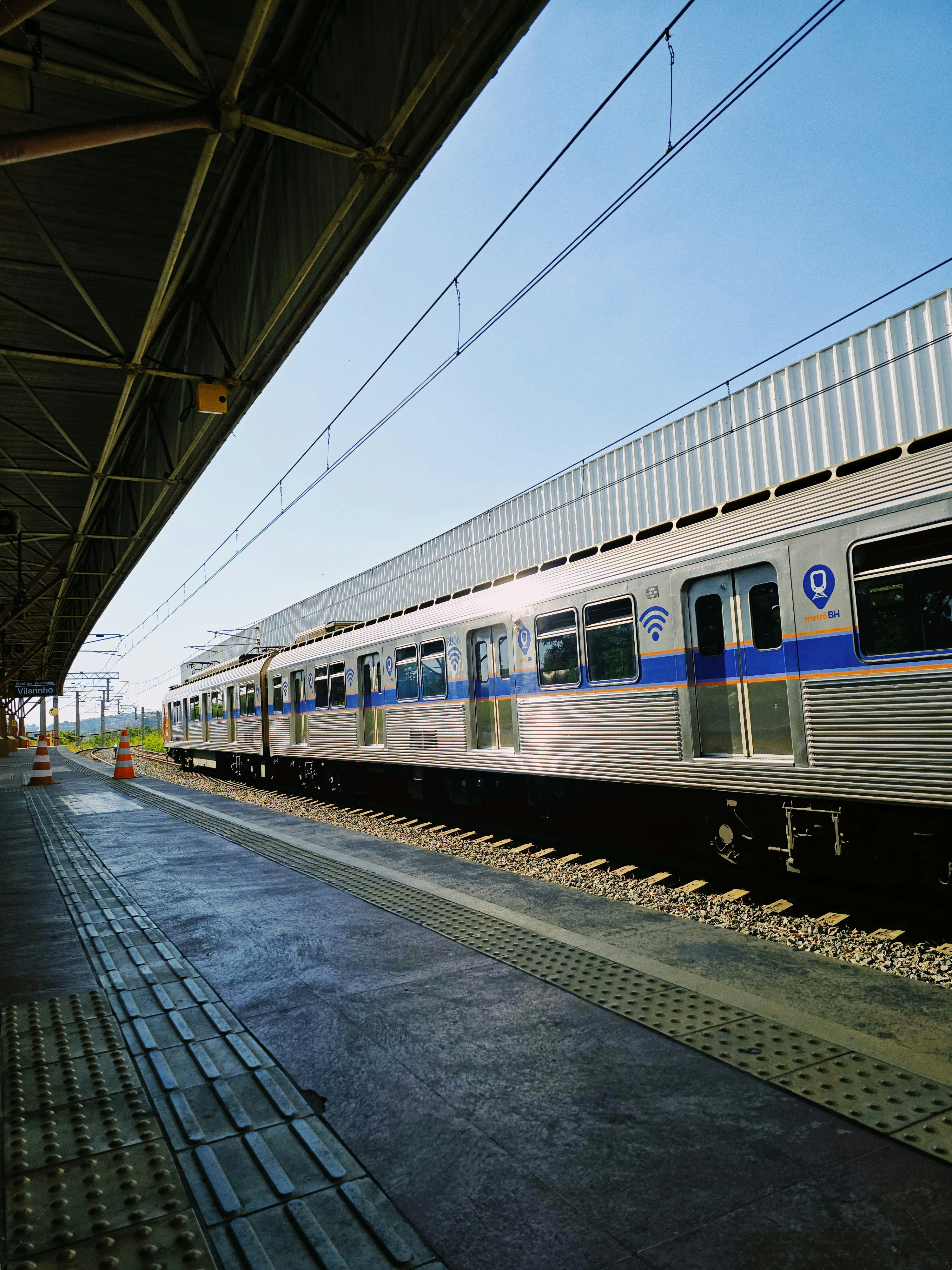 A passenger train pulling into a train station photo – Free Belo ...