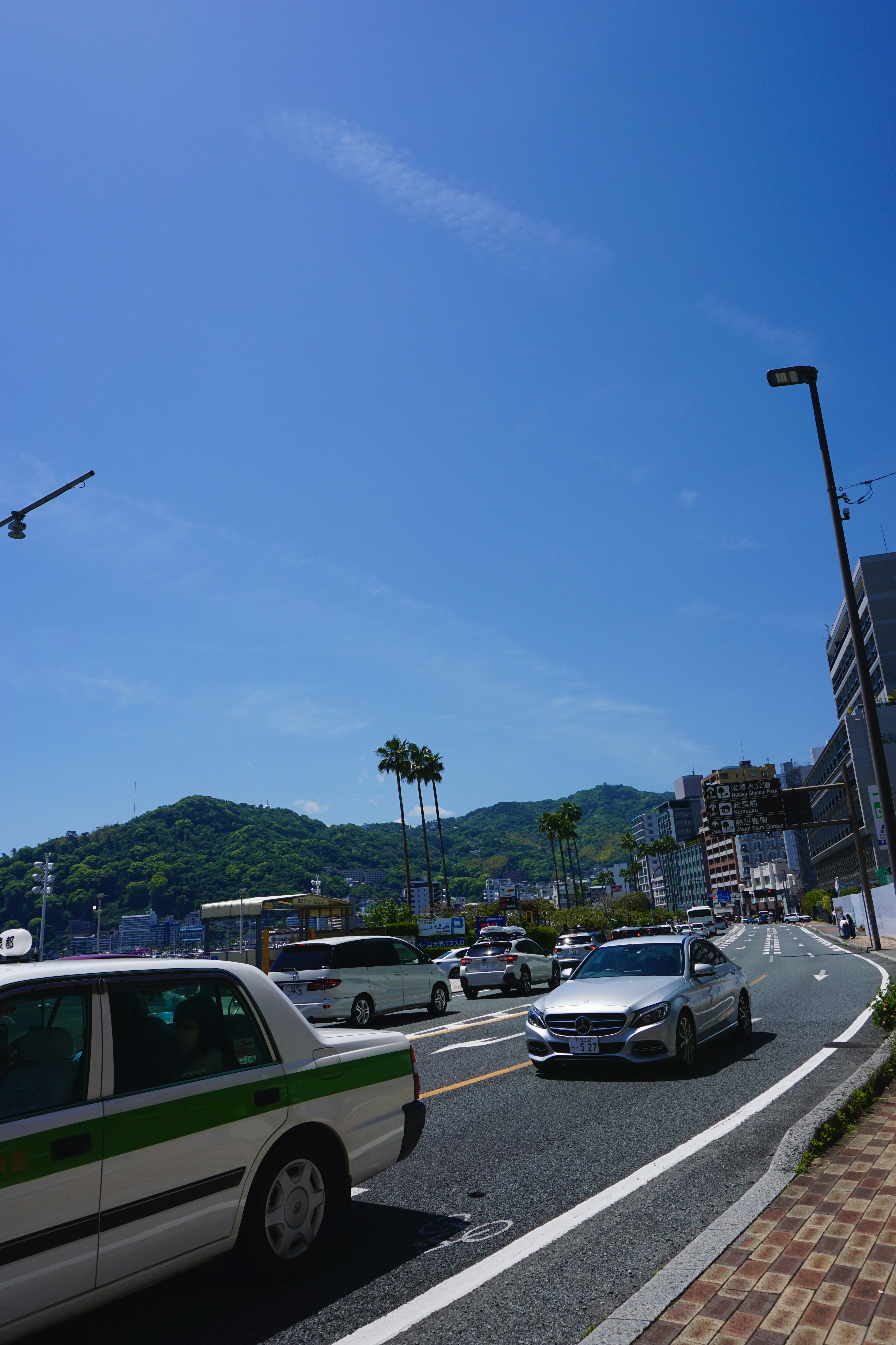A city street filled with lots of traffic photo – Free Atami Image on ...