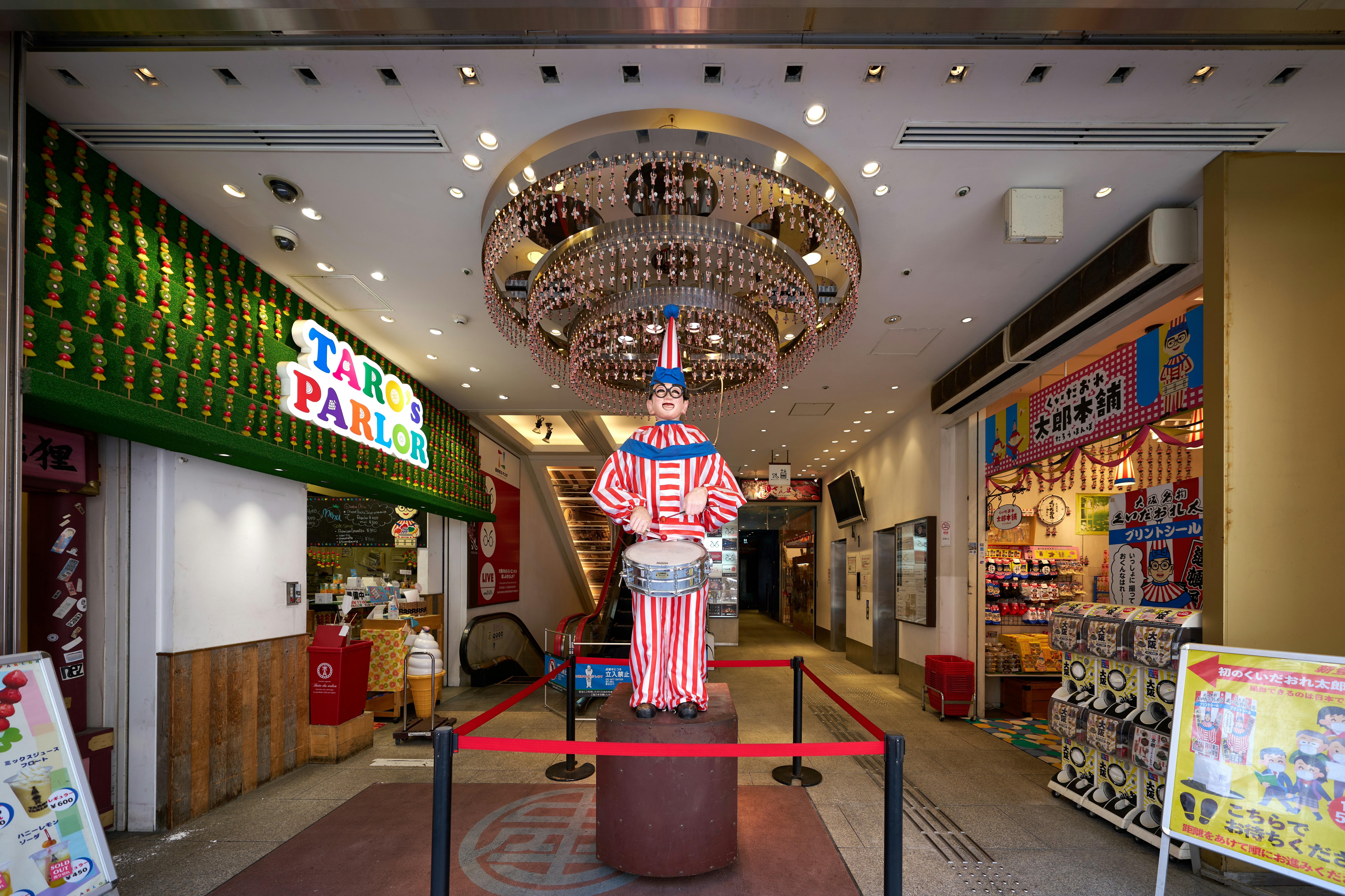 A large statue of a clown in a shopping mall photo – Free Namba Image ...