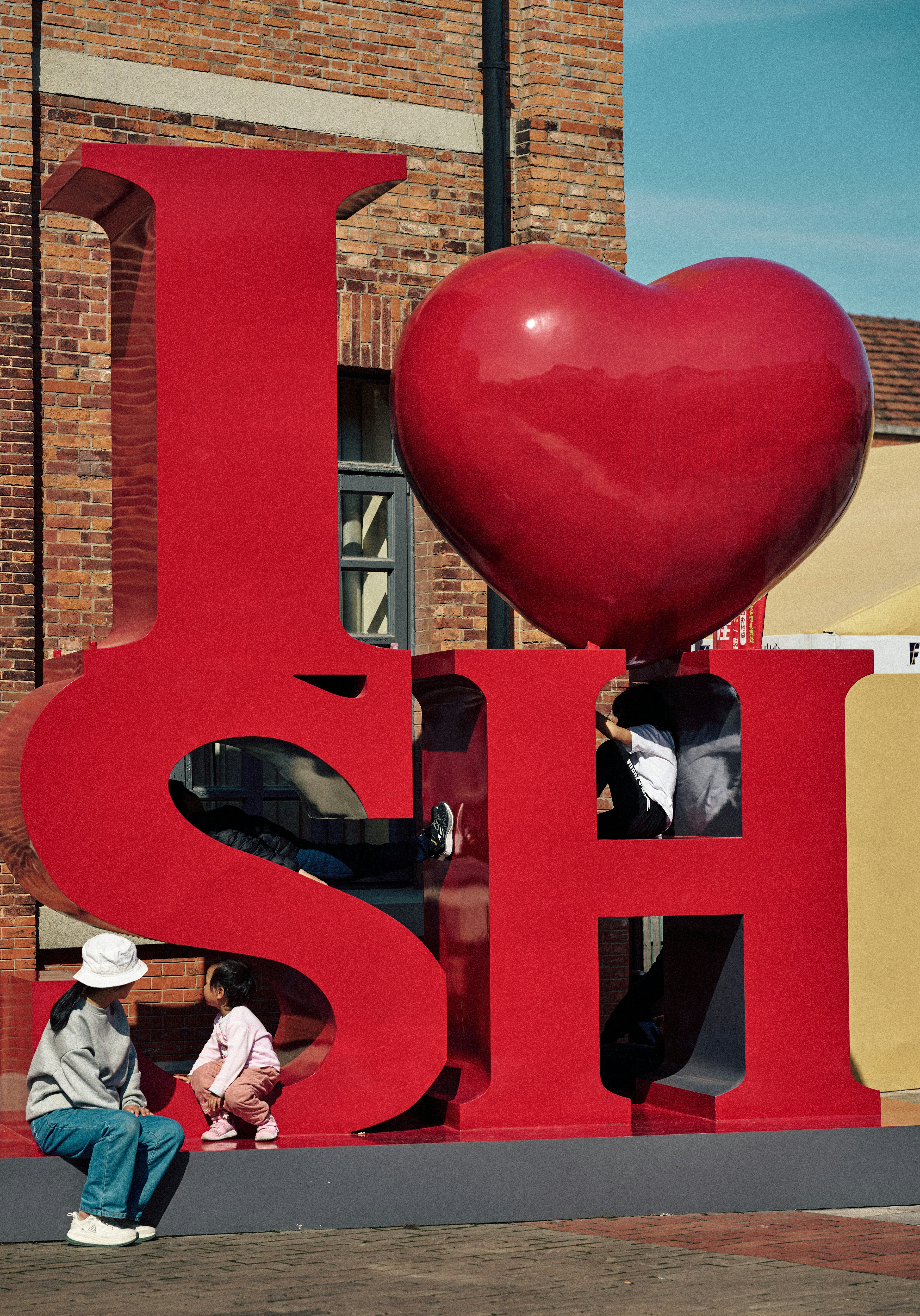 A large red sign that says i love shop photo – Free City Image on Unsplash