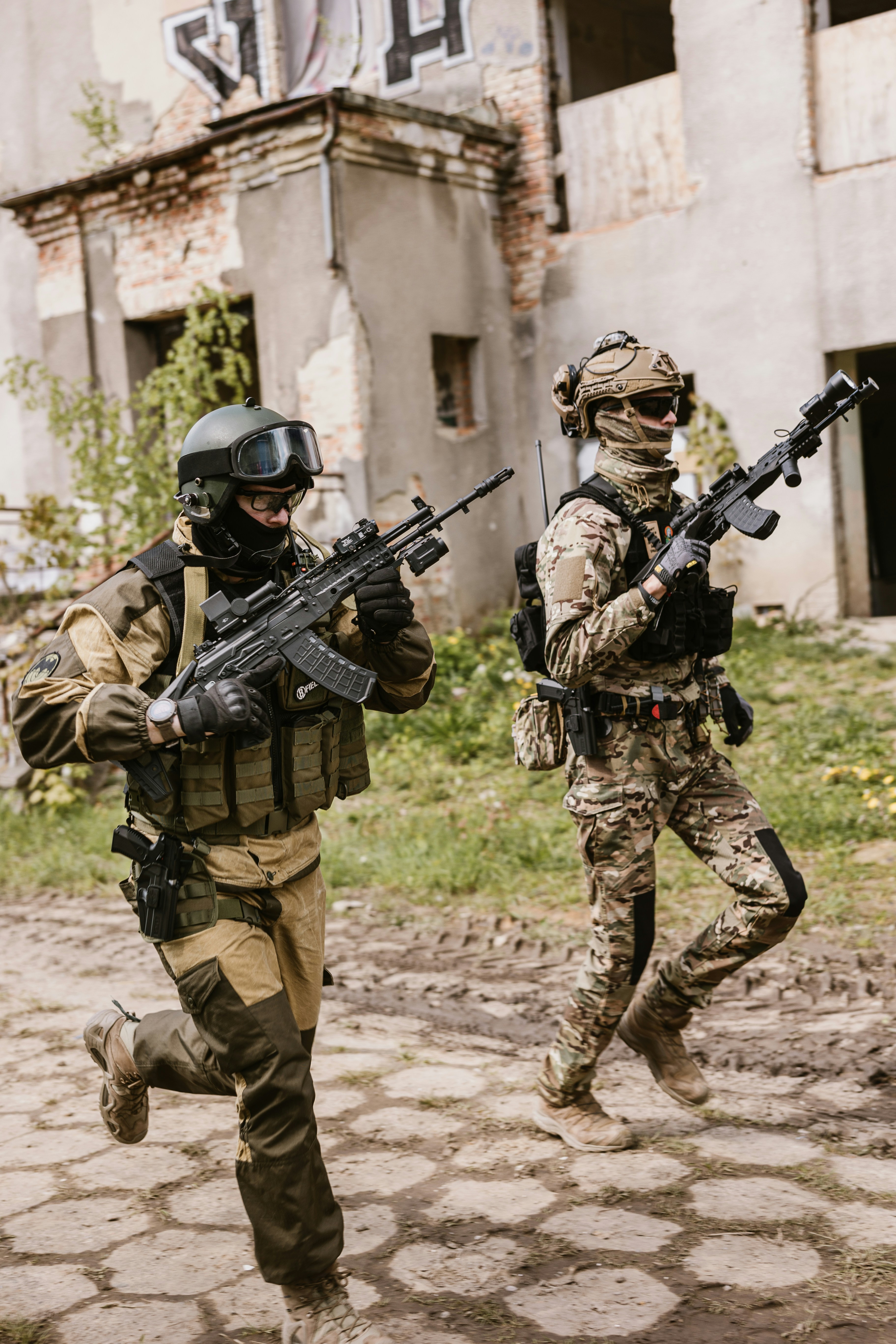 A couple of soldiers are running with guns photo – Free Wellpro Image ...