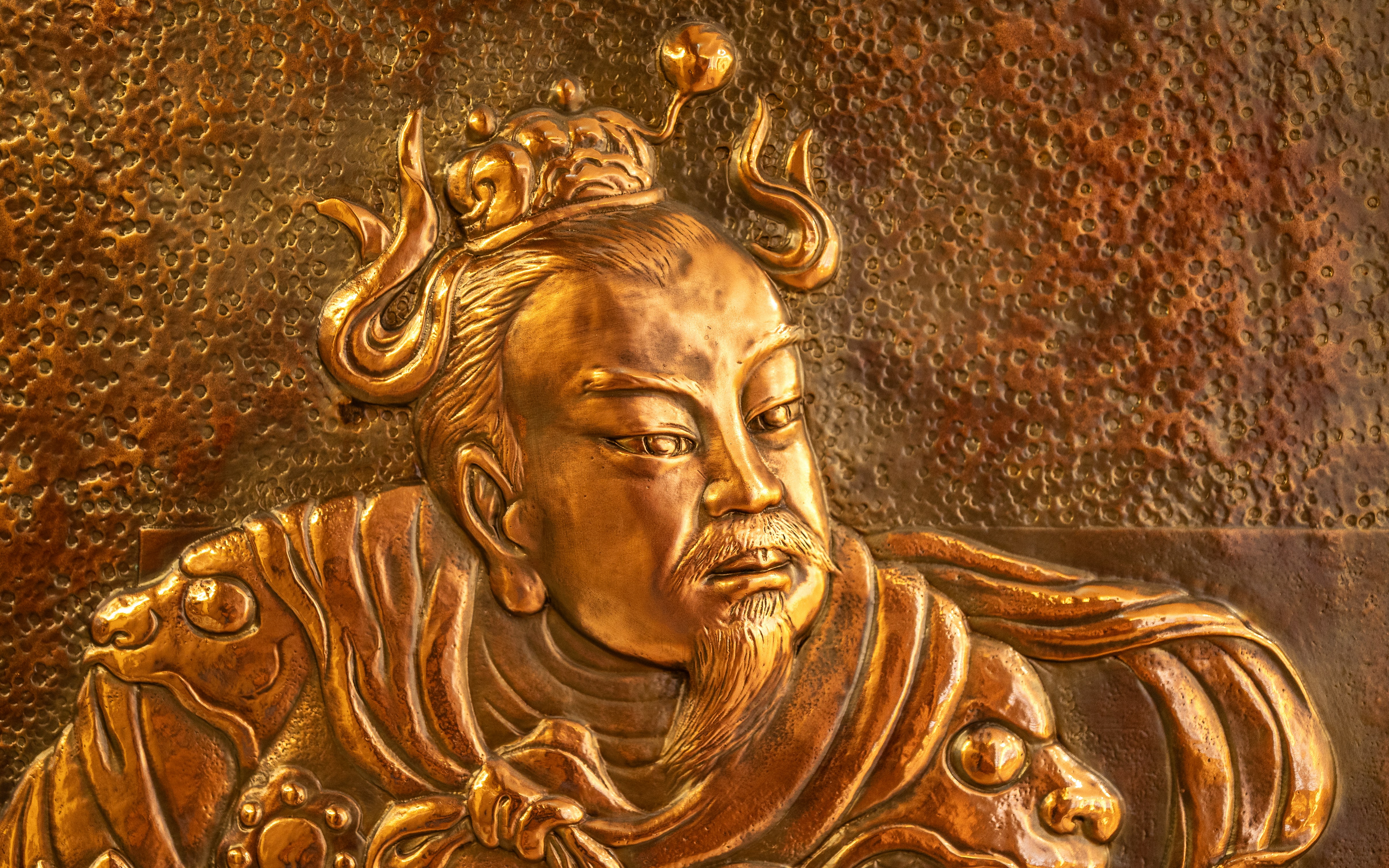 A golden statue of a man with a crown on his head photo – Free Art ...