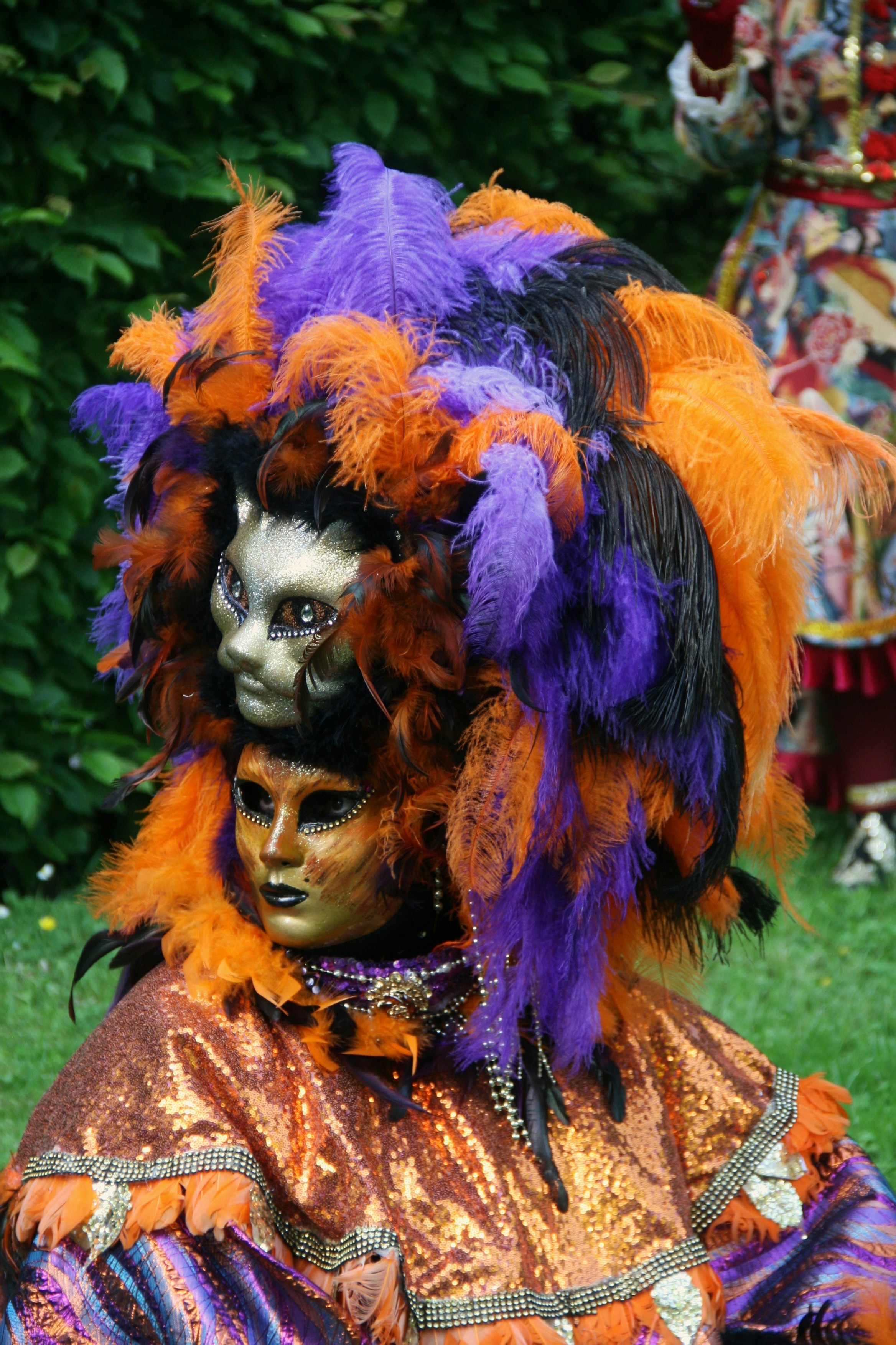 Un homme portant un costume avec des plumes sur la tête photo – Image ...
