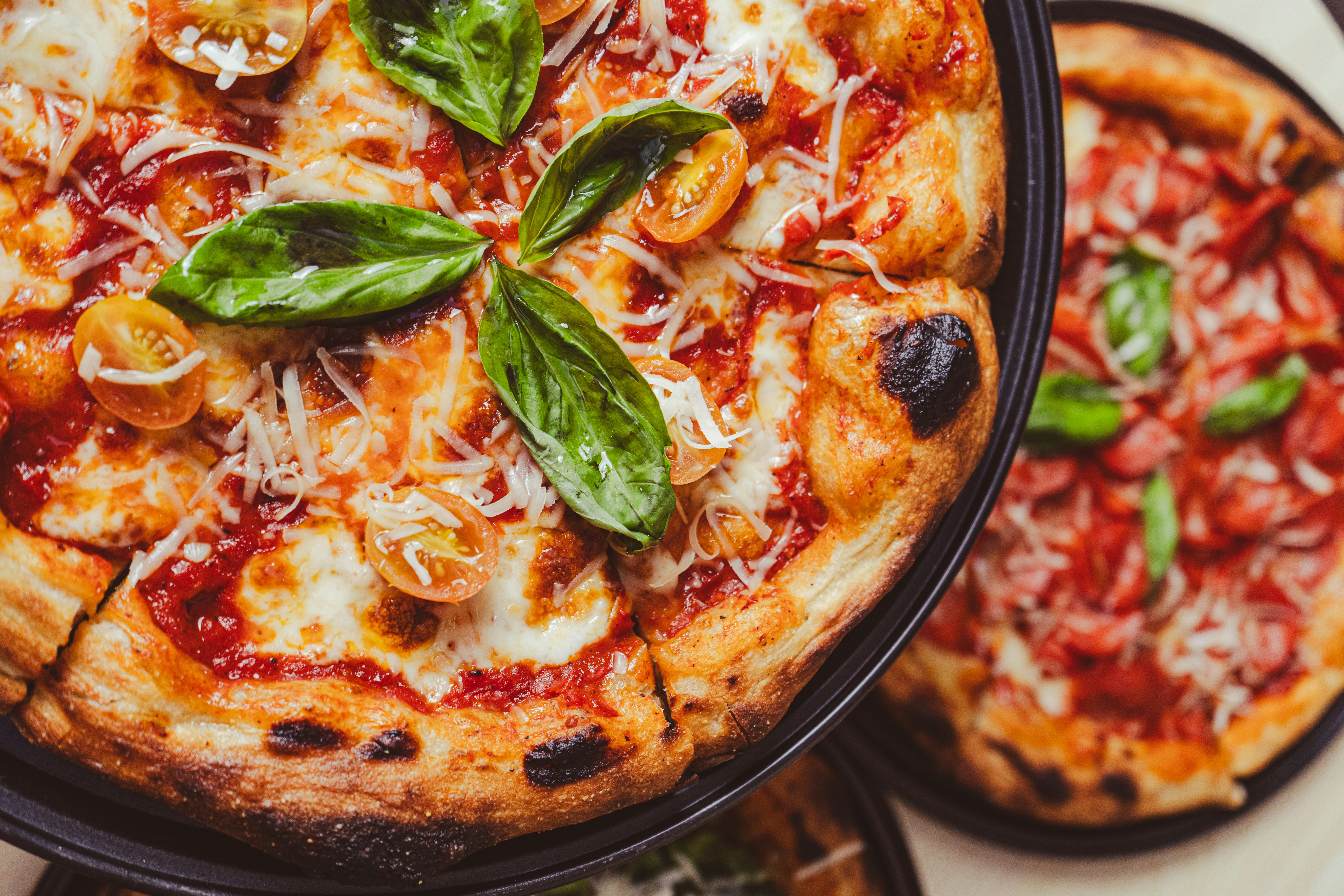 A close up of a pizza on a plate photo – Free Pizza Image on Unsplash
