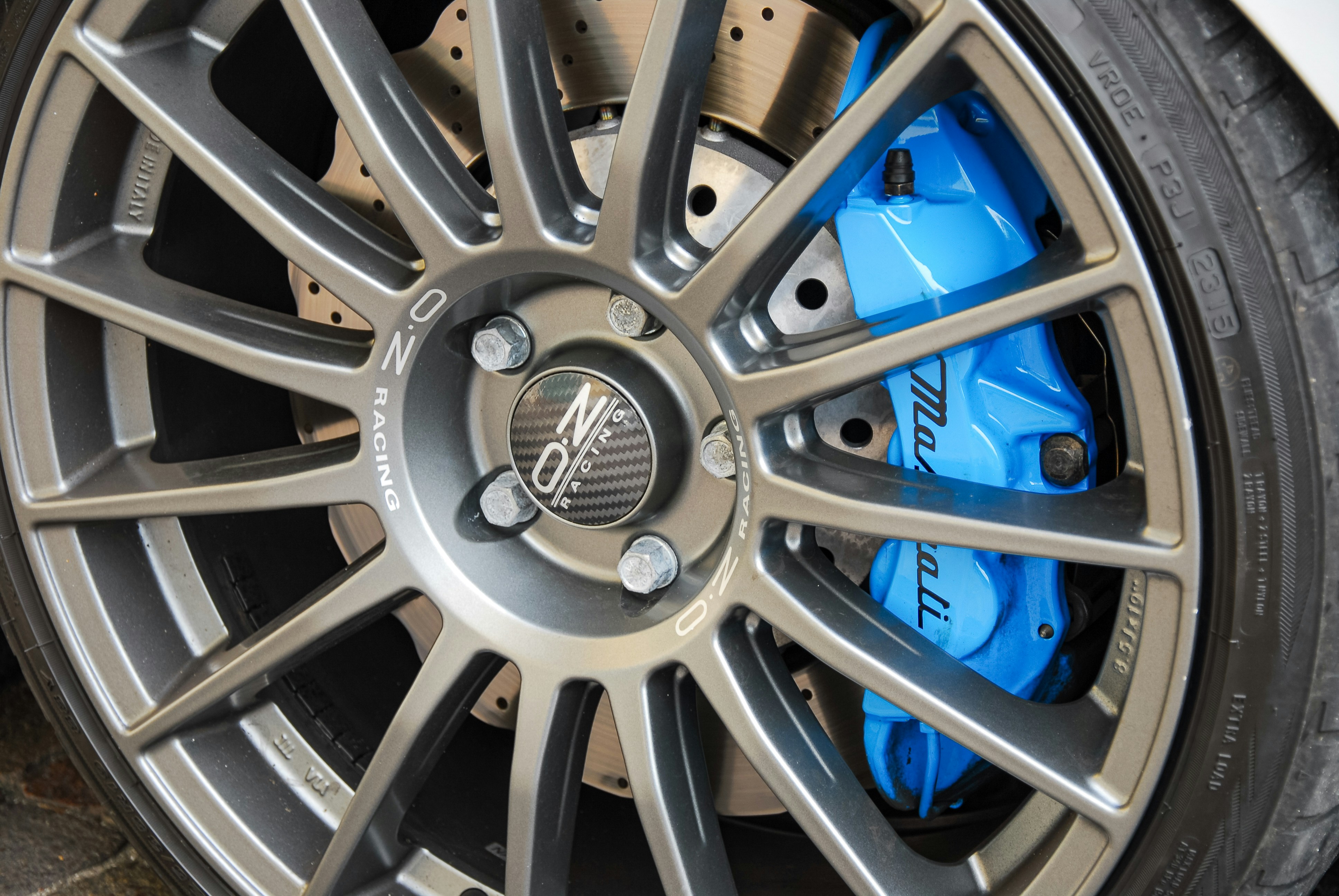 A close up of a wheel on a car photo – Free Audi Image on Unsplash