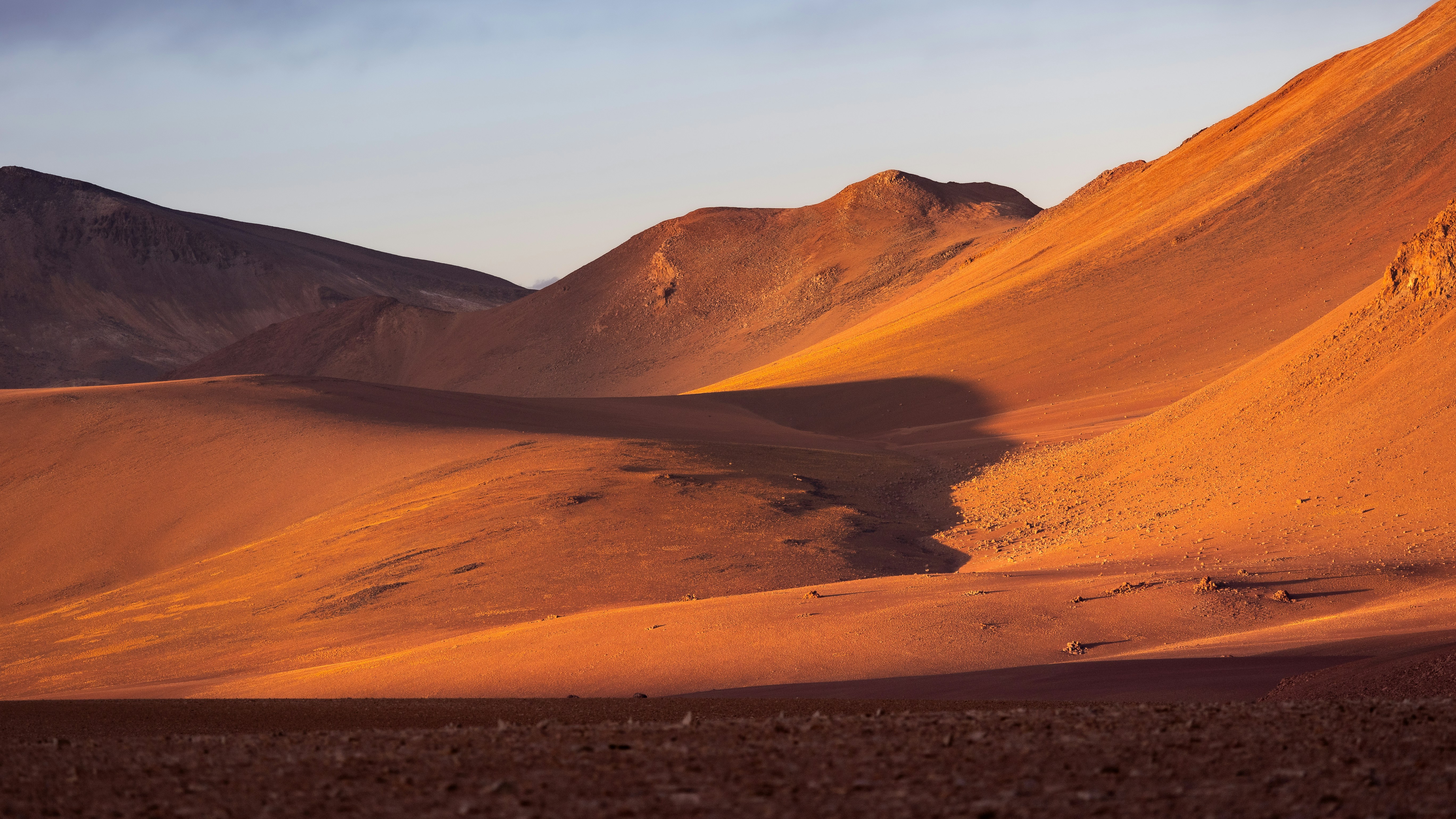 Un paysage désertique avec des montagnes en arrière-plan photo – Image ...