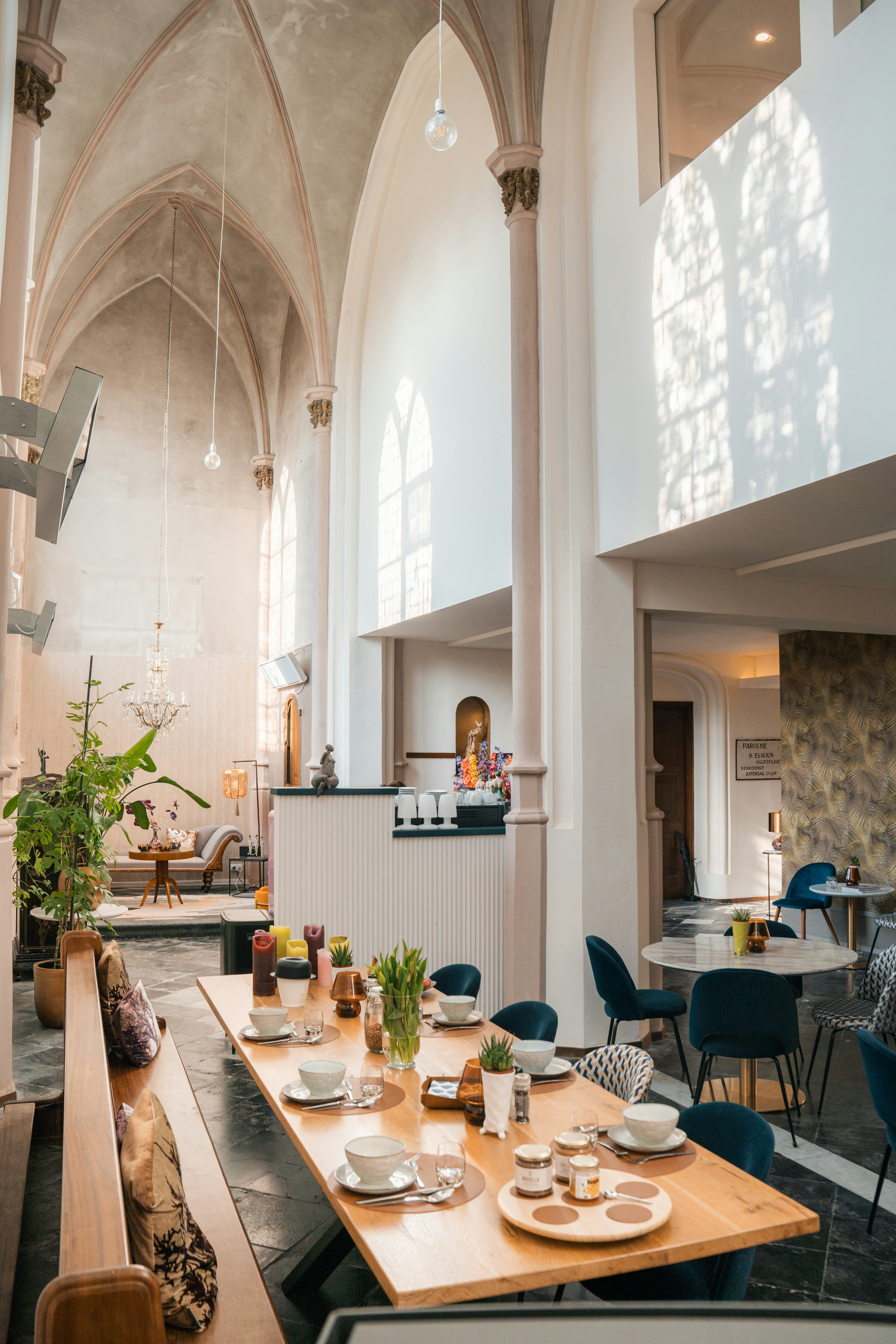 Luminous Dining Hall: Arched Light and Quiet Ambience