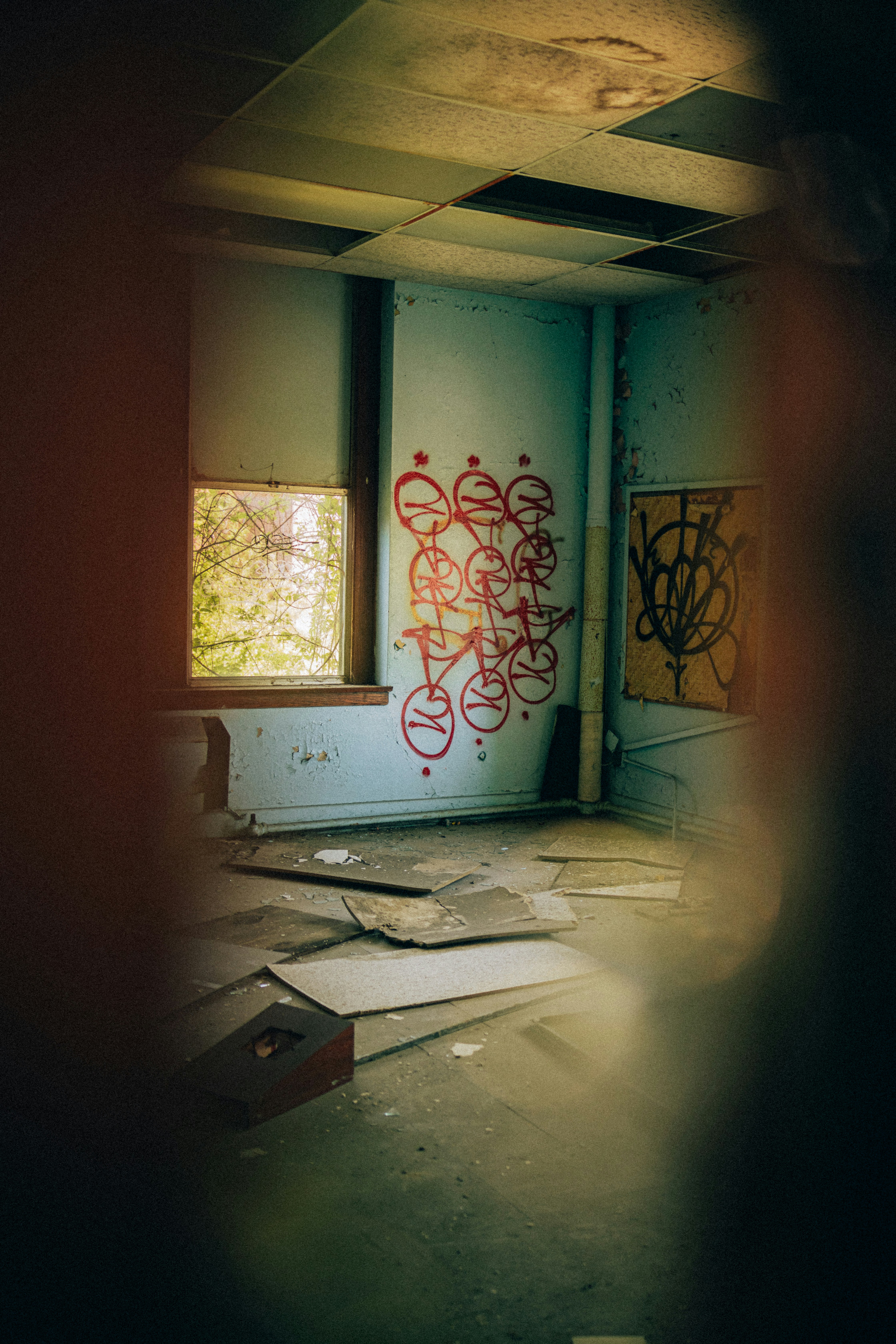 A room with graffiti on the wall and a window photo – Free Flint Image ...