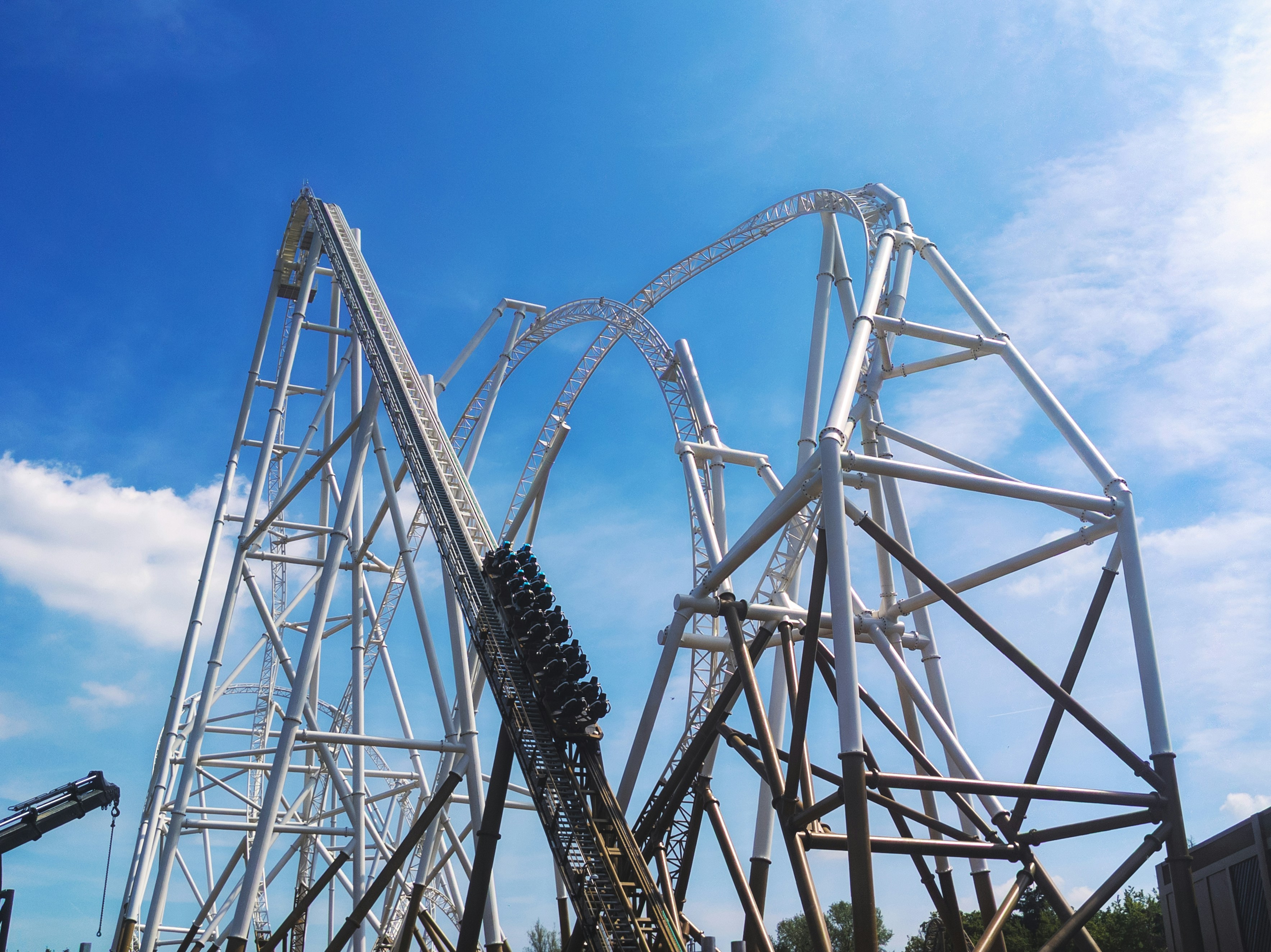 A roller coaster going down a hill on a sunny day photo – Free Thorpe ...