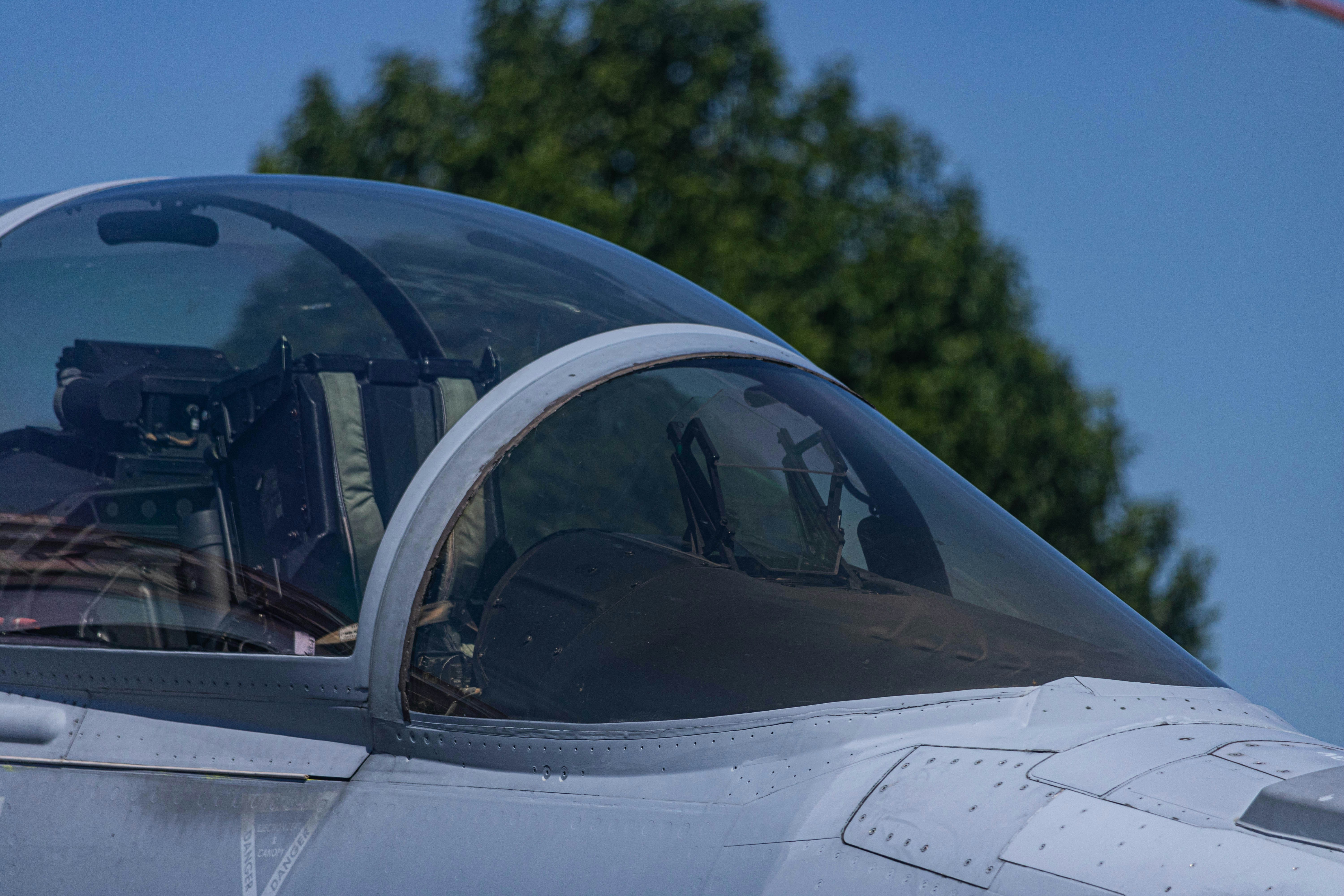 A close up of the cockpit of a fighter jet photo – Free 日本、東京都瑞穂町石畑 ...
