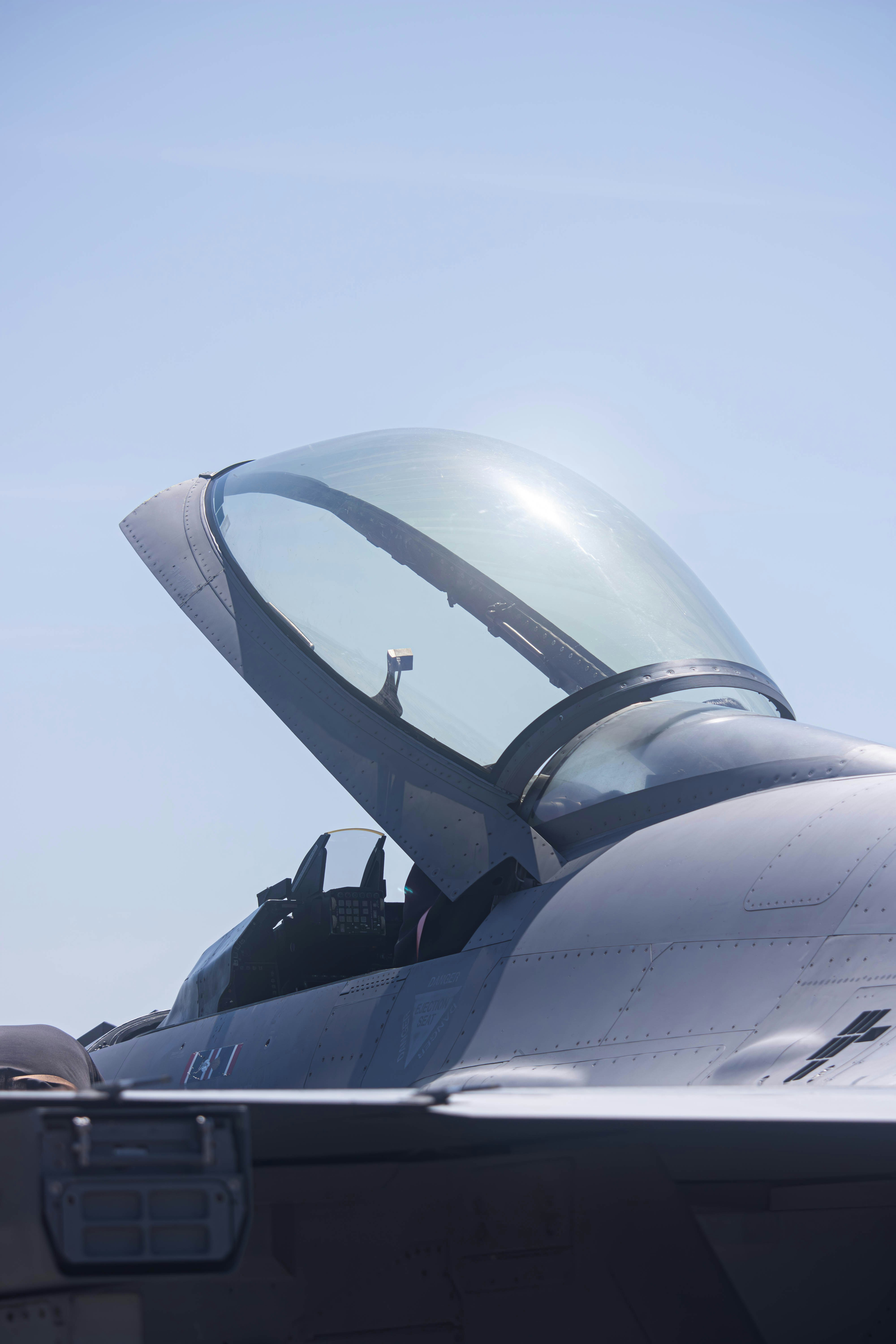 The cockpit of a fighter jet with the door open photo – Free 日本 ...